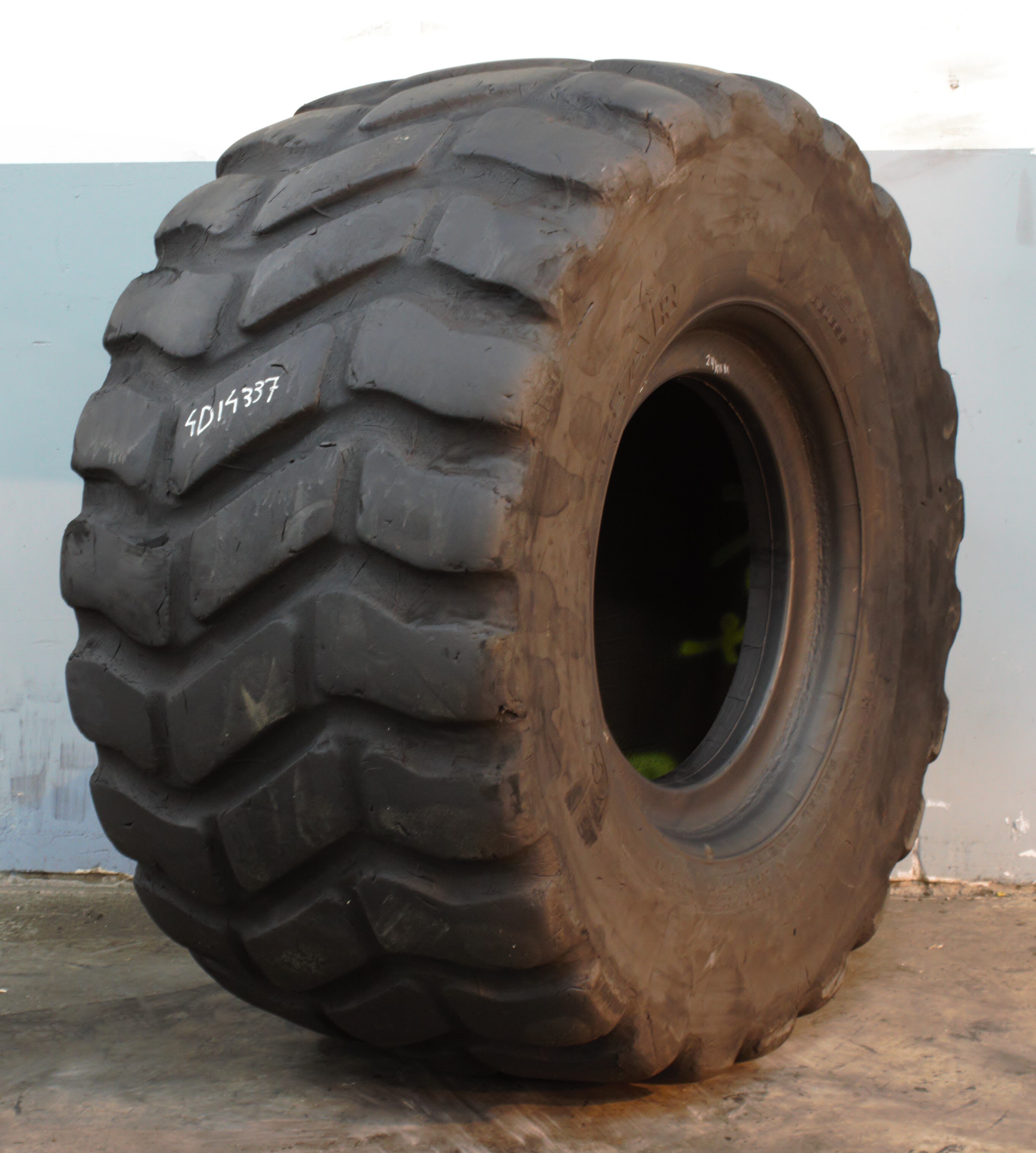 750/65R25 USED GOODYEAR TL-3A+ 202A2 ** E-3/L-3 TL 24MM 52% 4D14-337 1X REP + COSM REP | Heuver