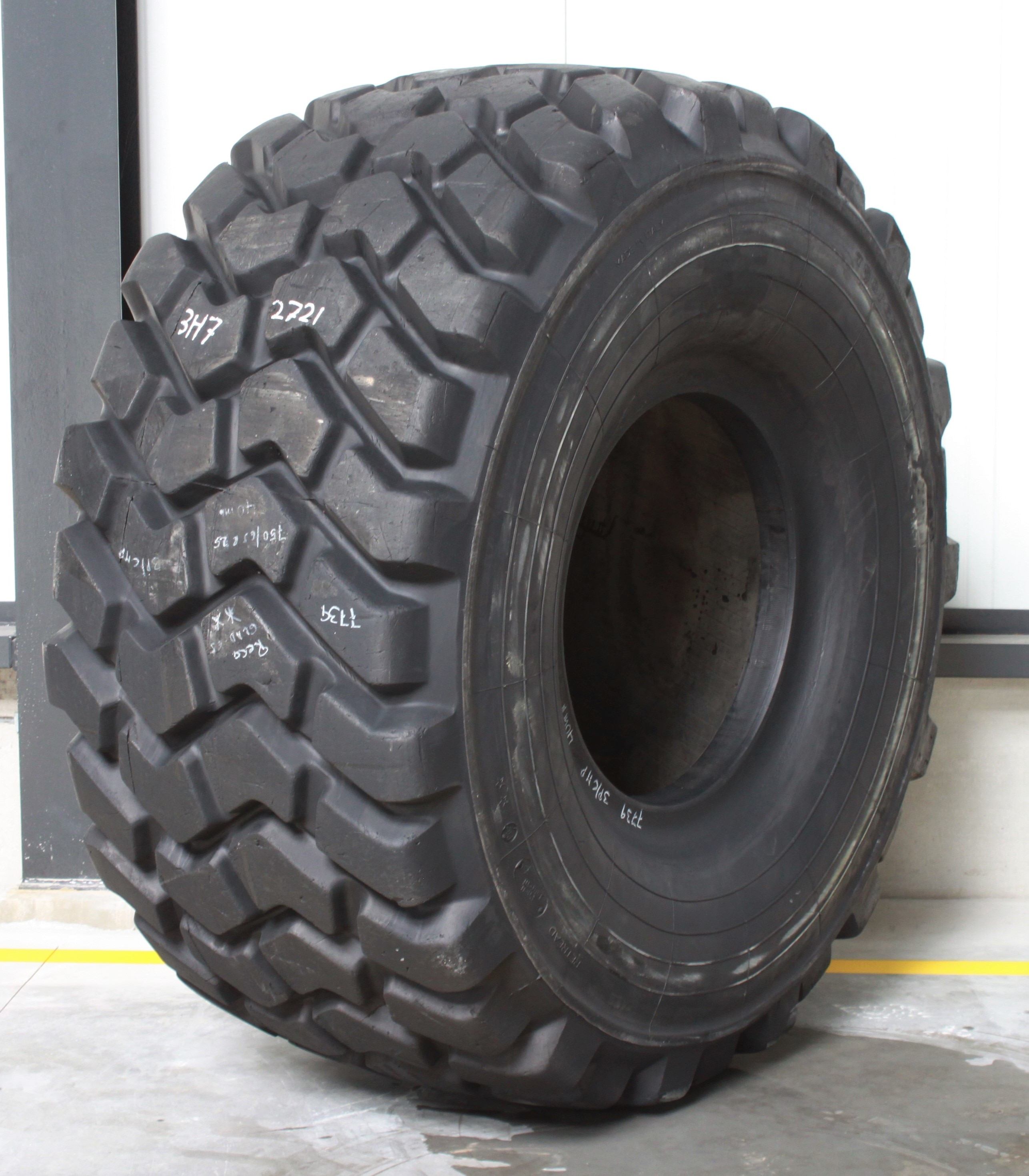 750/65R25 USED MAXFIELD MAD 65 ** E-3 TL 43MM 3H7-2721 3X REP + COSM ...