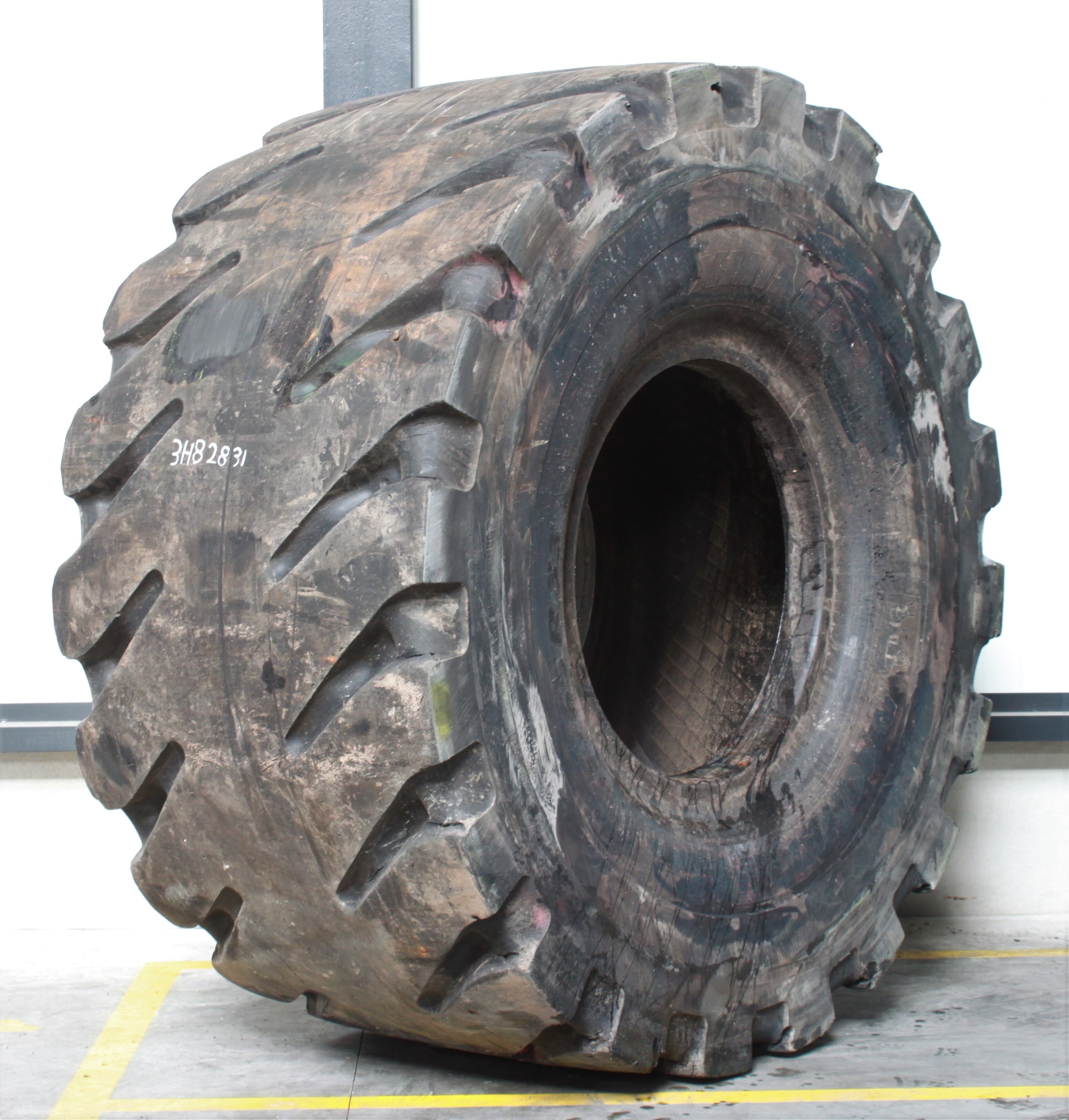 35/65R33 USED MICHELIN X MINE D2 * L-5 TL 66MM 71% 3H8-2831 SMALL ...