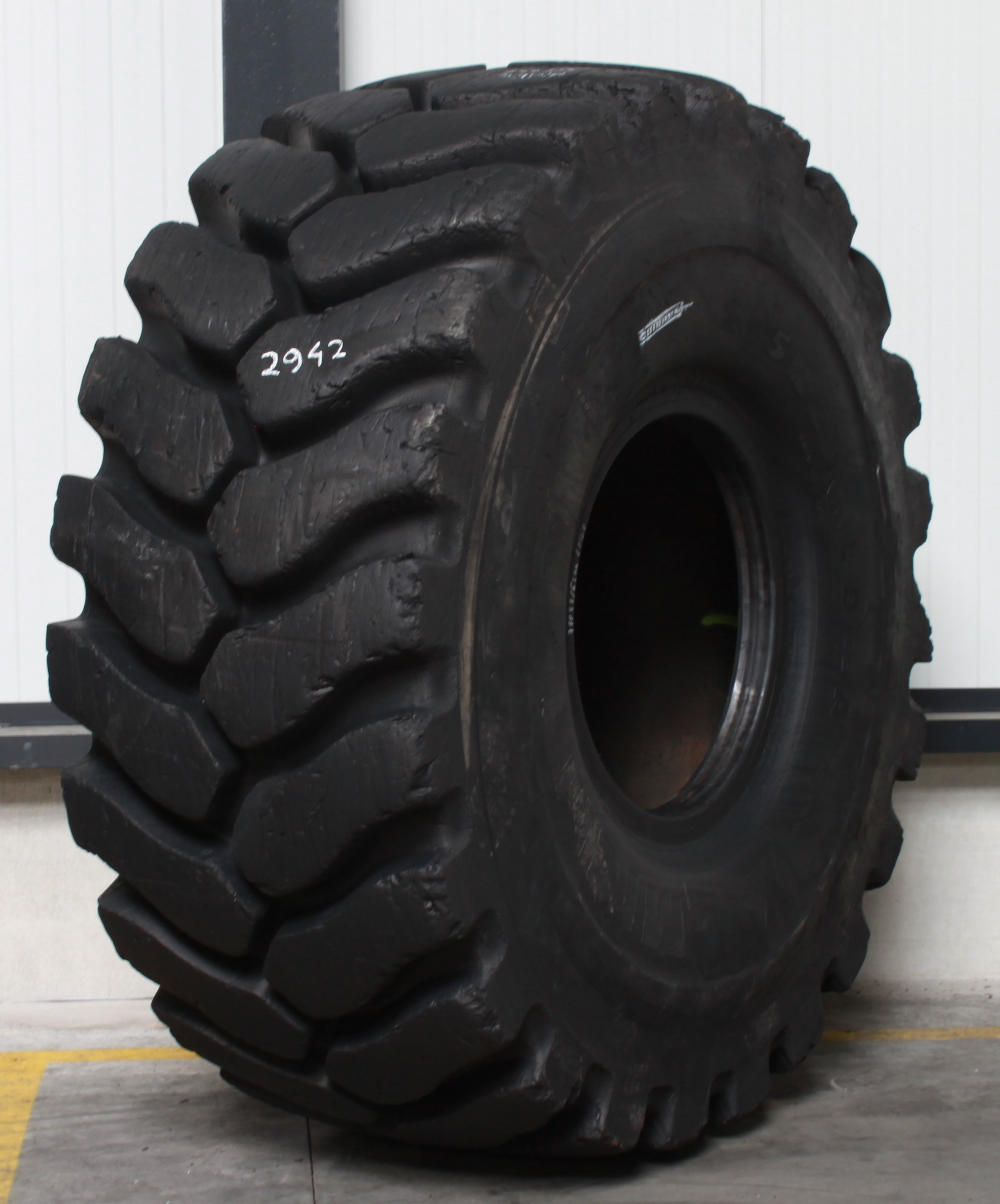 26.5R25 USED MICHELIN XLD D2 A * L-5 TL 63MM 72% 2942 2X REP + COSM REP ...