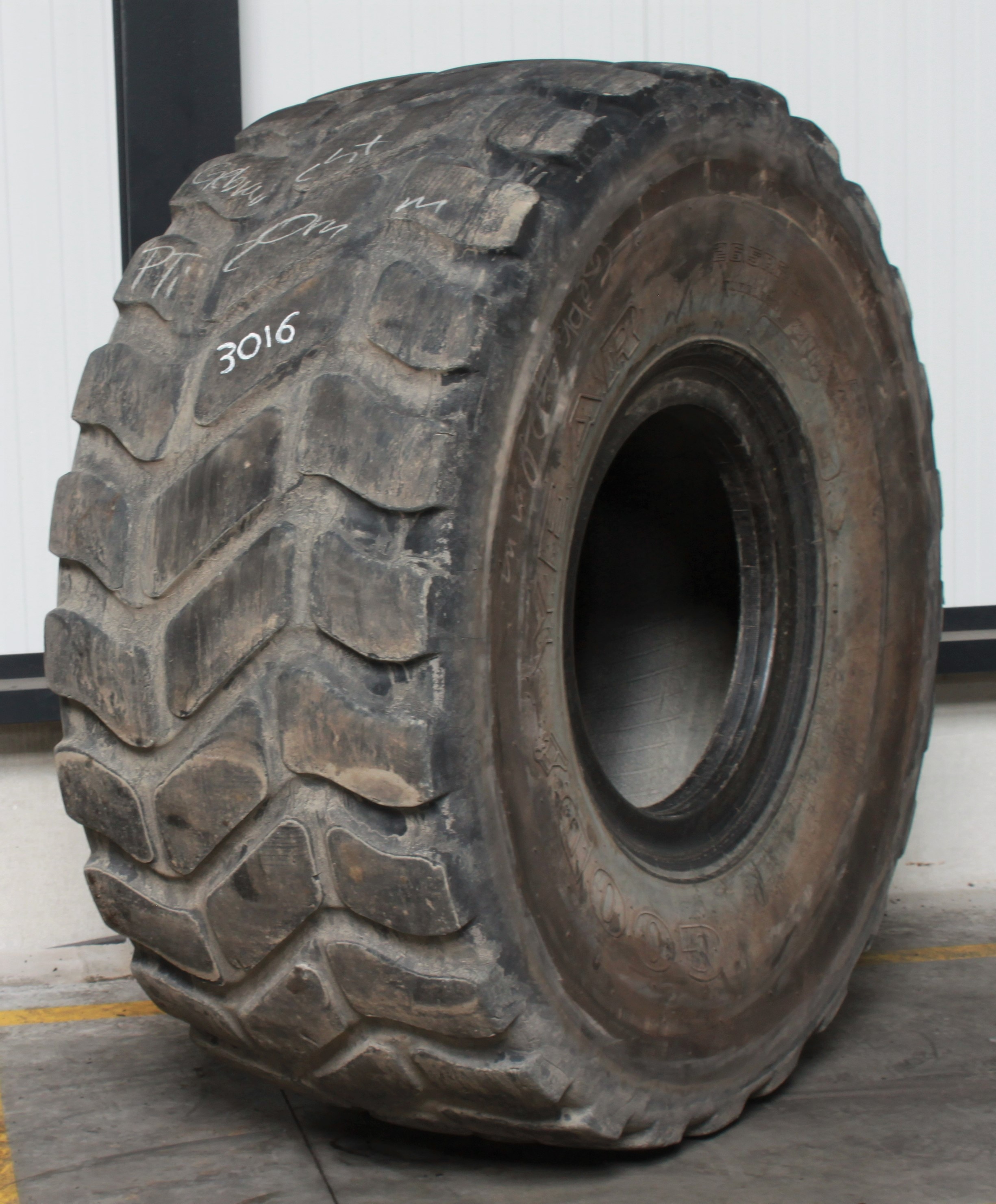 26.5R25 USED GOODYEAR TL-3A+ E-3/L-3 TL 19MM 40% 3016 NO REP | Heuver