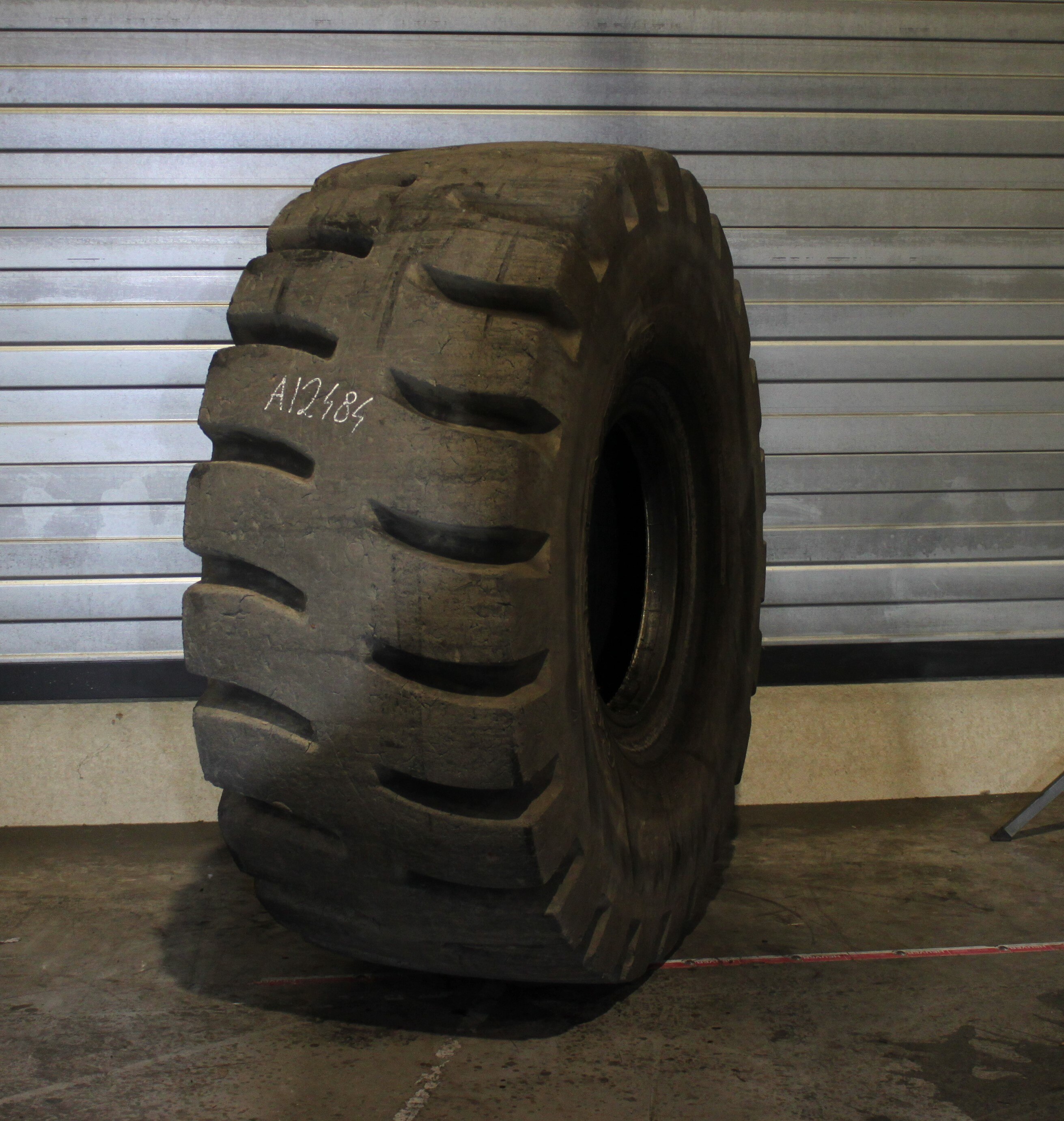 26.5R25 USED GOODYEAR RL-5K L-5 TL 66MM 75% 4 REP + COSM REP A12484 ...