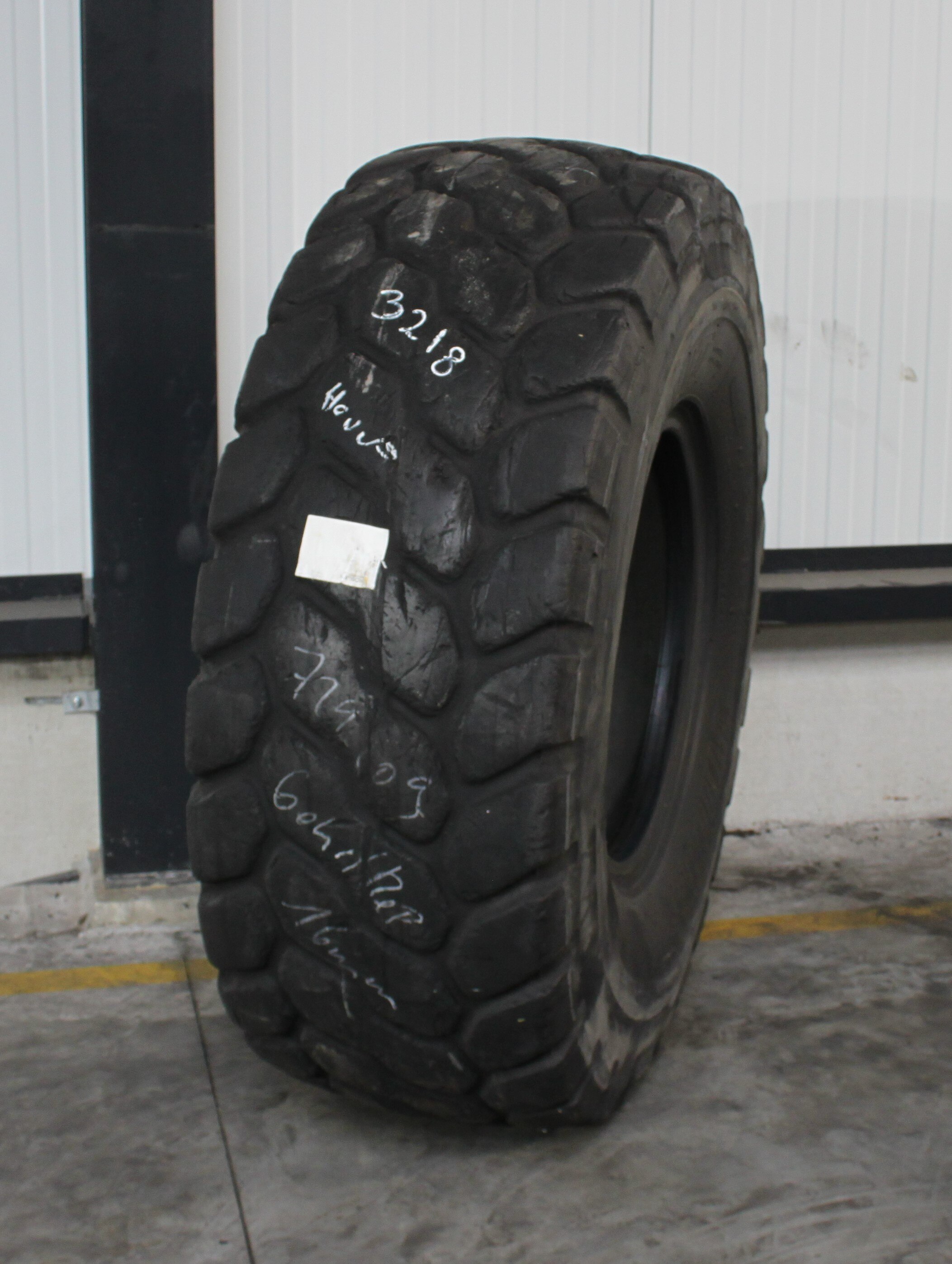 20.5R25 USED BRIDGESTONE VJT 186A2 * L-3 TL 15MM 45% 1 REP + COSM REP 3218 | Heuver