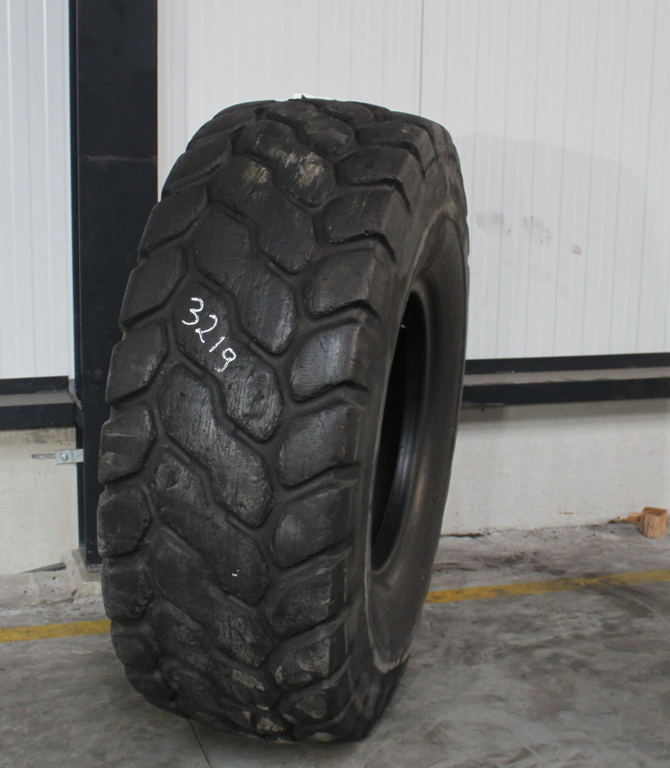 20.5R25 USED BRIDGESTONE VJT 186A2 * L-3 TL 18MM 54% 1 REP + COSM REP ...