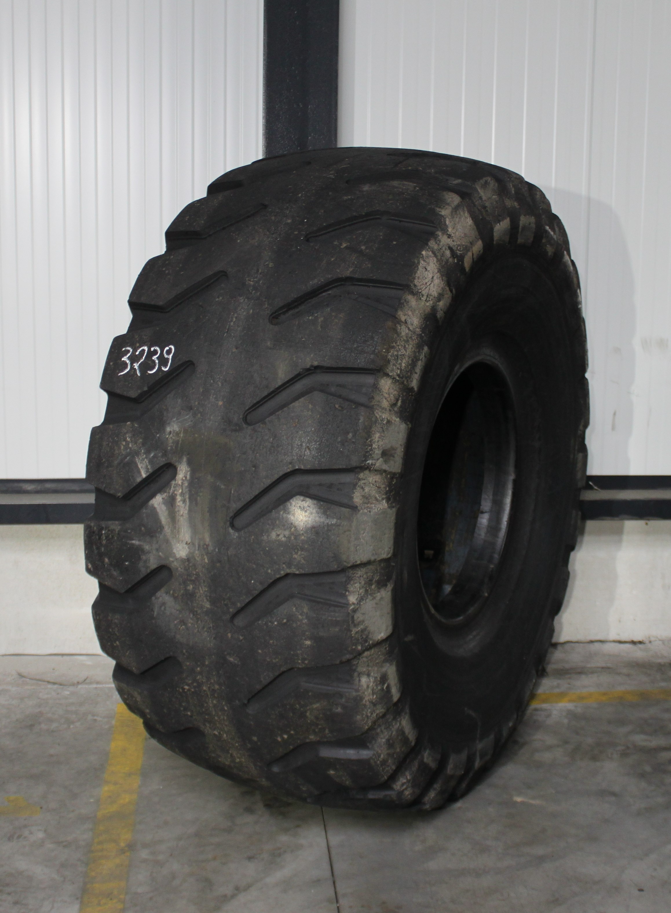26.5R25 USED MICHELIN X MINE D2 * L-5 TL 25MM 27% REGROOVED SMALL NAIL ...
