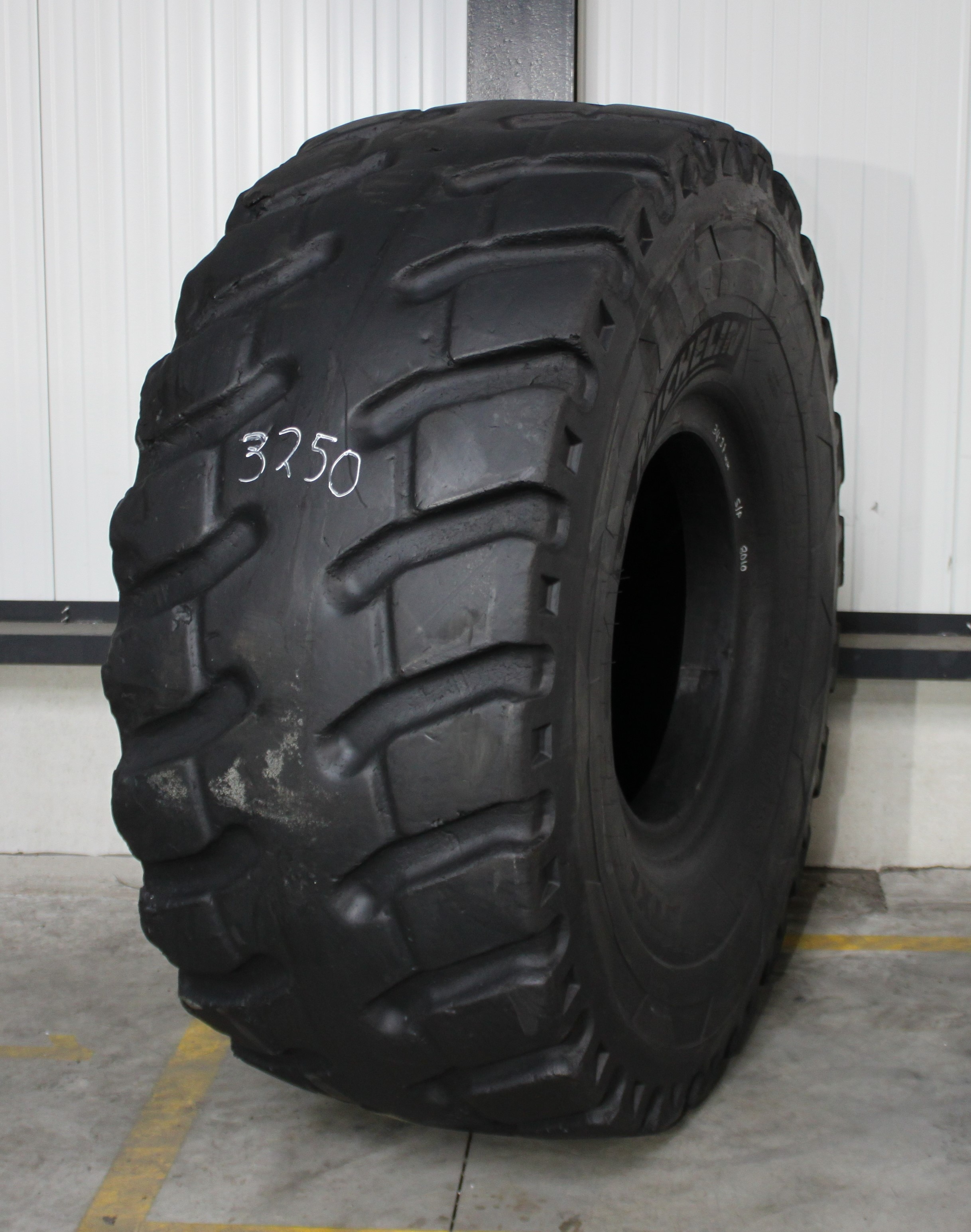 26.5R25 USED MICHELIN XTXL 214A2 **** E-4/L-4 TL 35MM 64% COSM REP 3250 ...