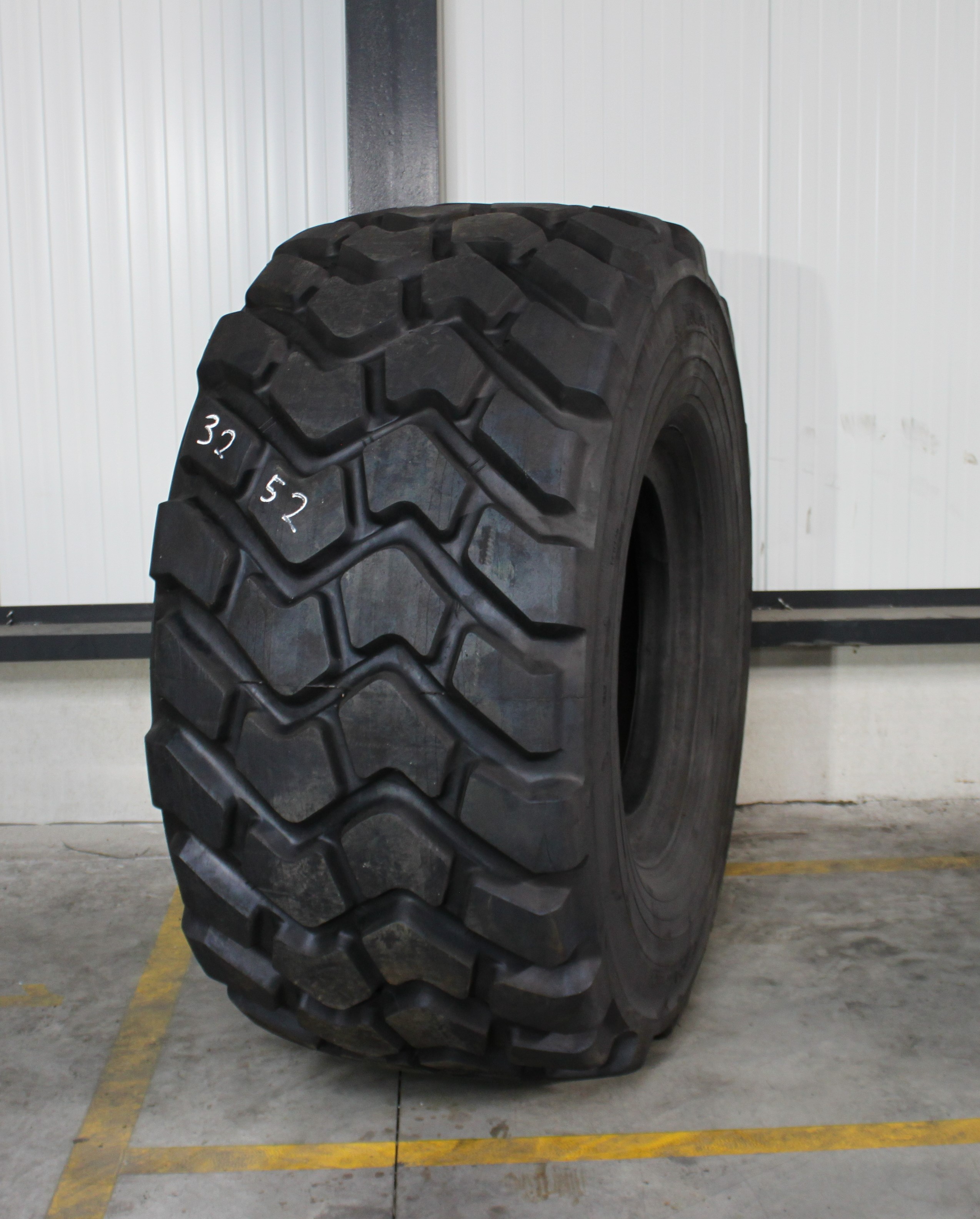750/65R25 USED MAXFIELD MAD 65 ** E-3 TL 36MM 90% REMOULD + 2 REP 3252 | Heuver