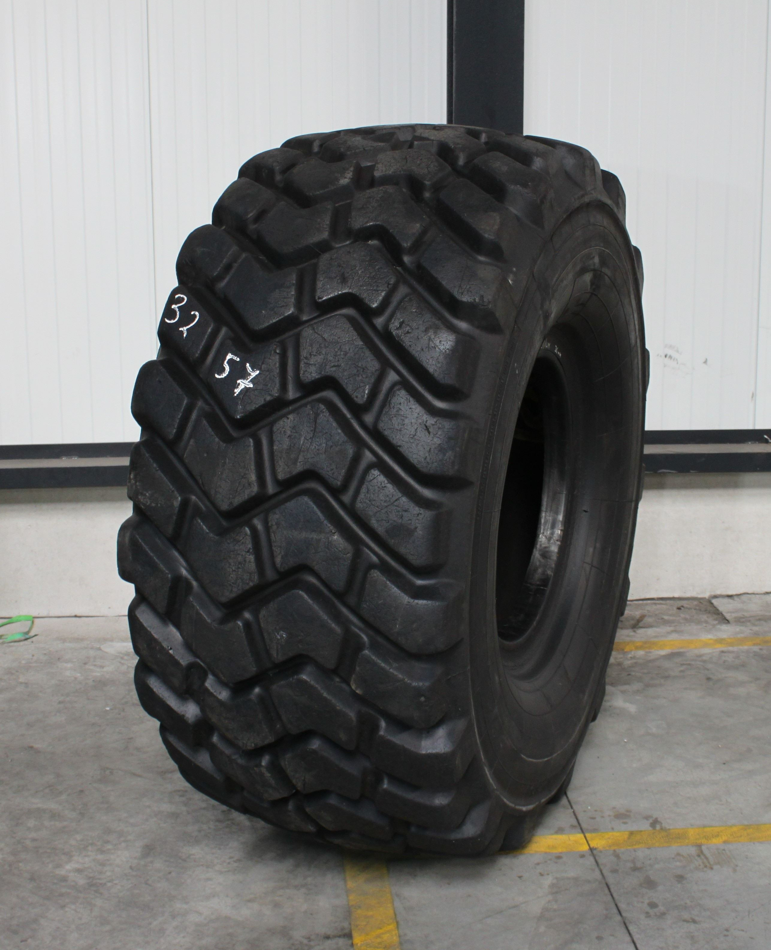 750/65R25 USED MAXFIELD MAD 65 ** E-3 TL 36MM 90% REMOULD + 2 REP 3257 | Heuver