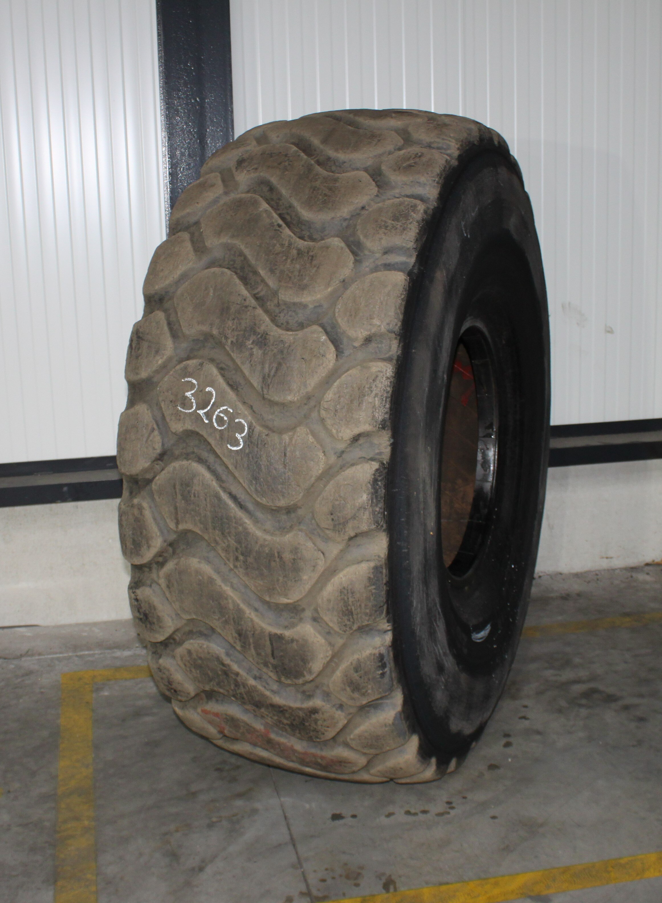 26.5R25 USED MICHELIN XHA2 209A2 ** L-3 TL 27MM 65% 2 REP + COSM REP 3263 | Heuver