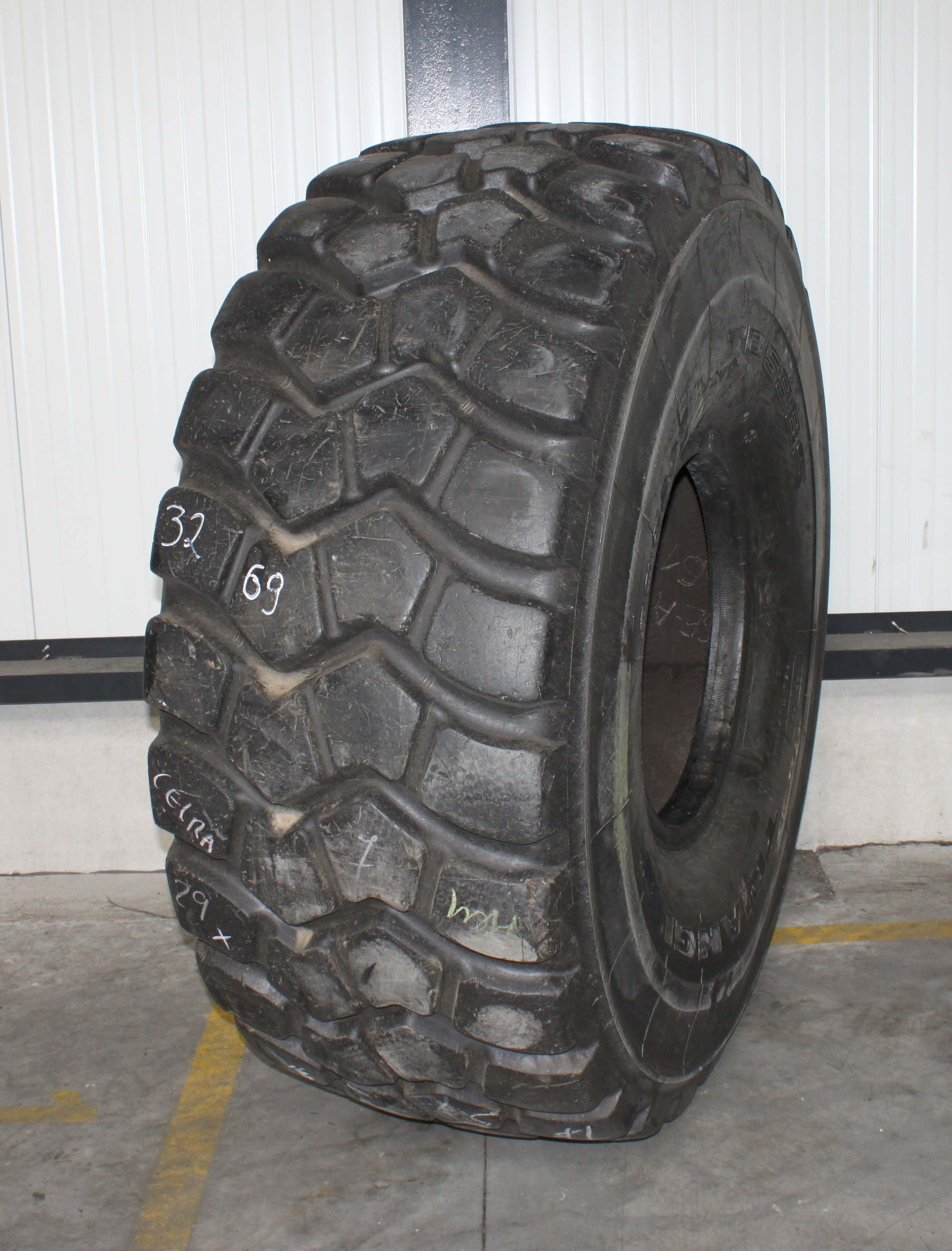 26.5R25 GEBRAUCHT TRIANGLE TB598S 193B ** E-4 TL 33MM 61% COSM REP 3269 ...