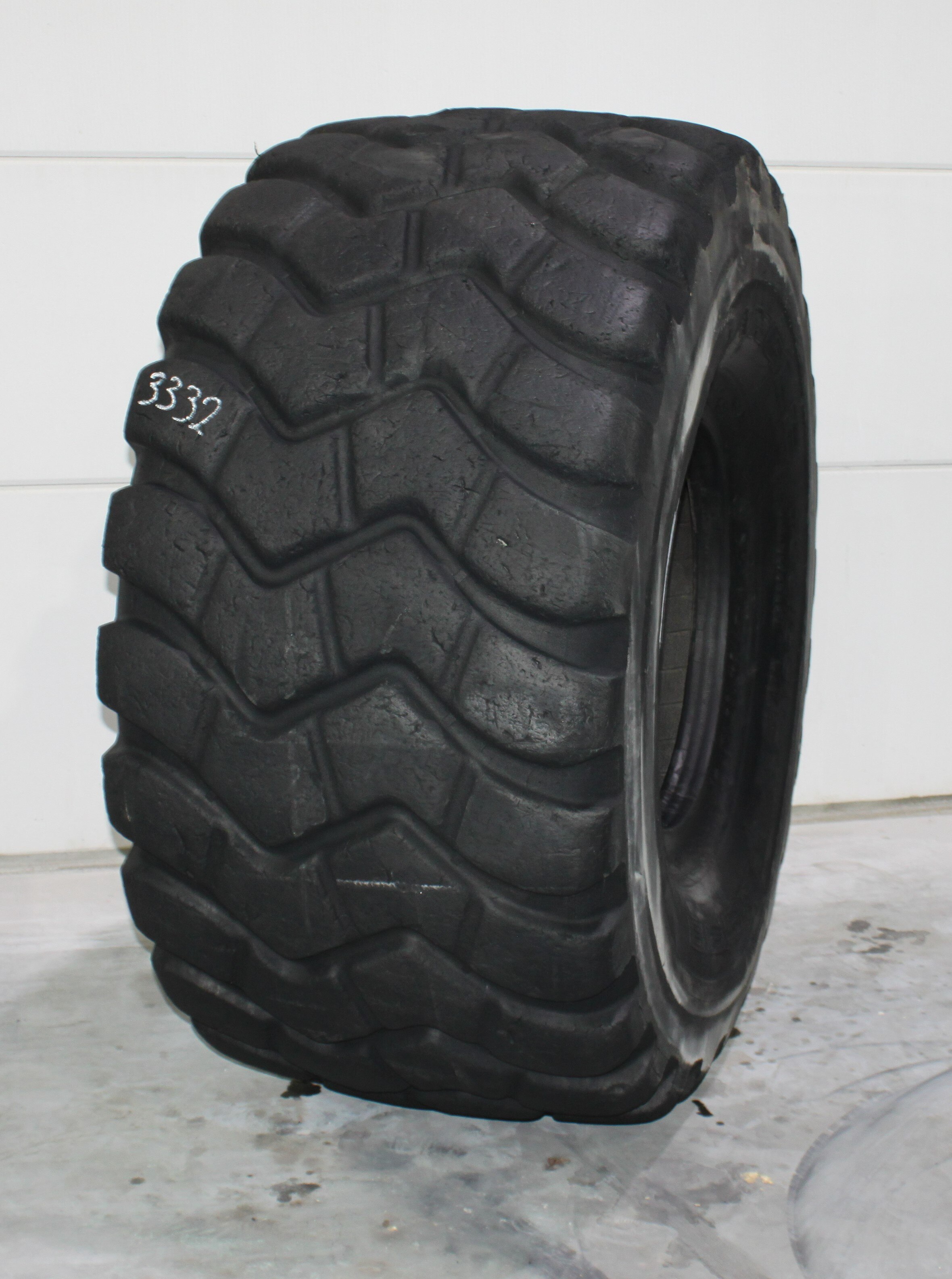 750/65R25 USED TRIANGLE TB598 ** E-3 TL 20MM 47% COSM REP 3332 | Heuver