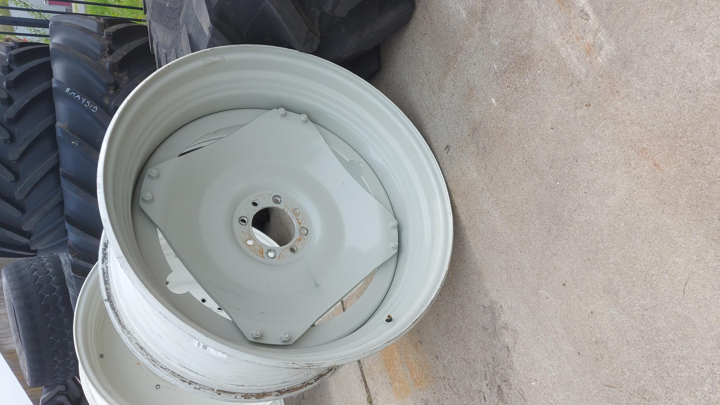 20-38 WHEEL USED VALTRA WHITE 152-203-8 Ø20 ET V7859 VERSTELBAAR 4X2 ...