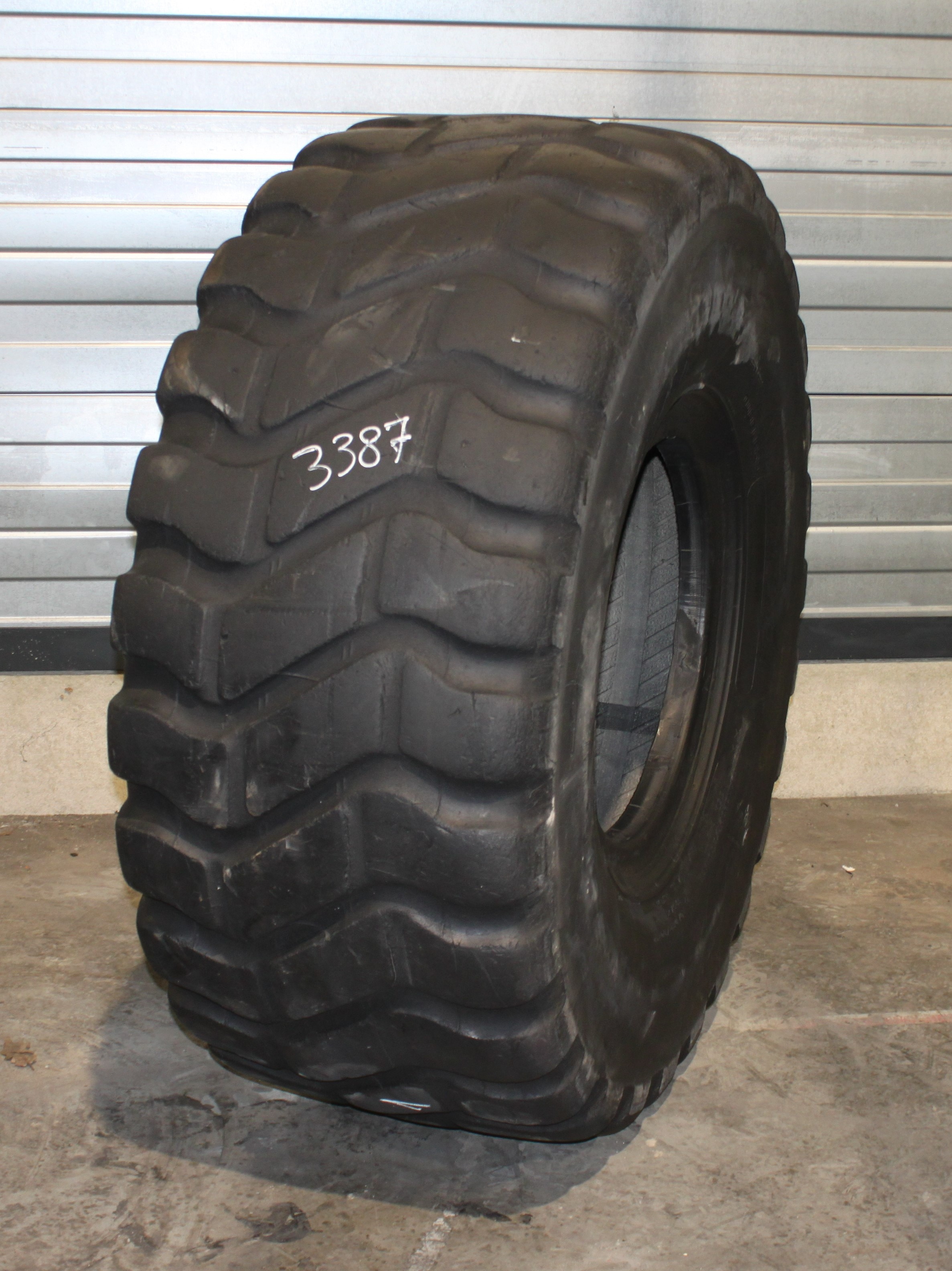 23.5R25 USED GOODYEAR TL-3A+ TL 15MM 34% COSM REP 3387 | Heuver