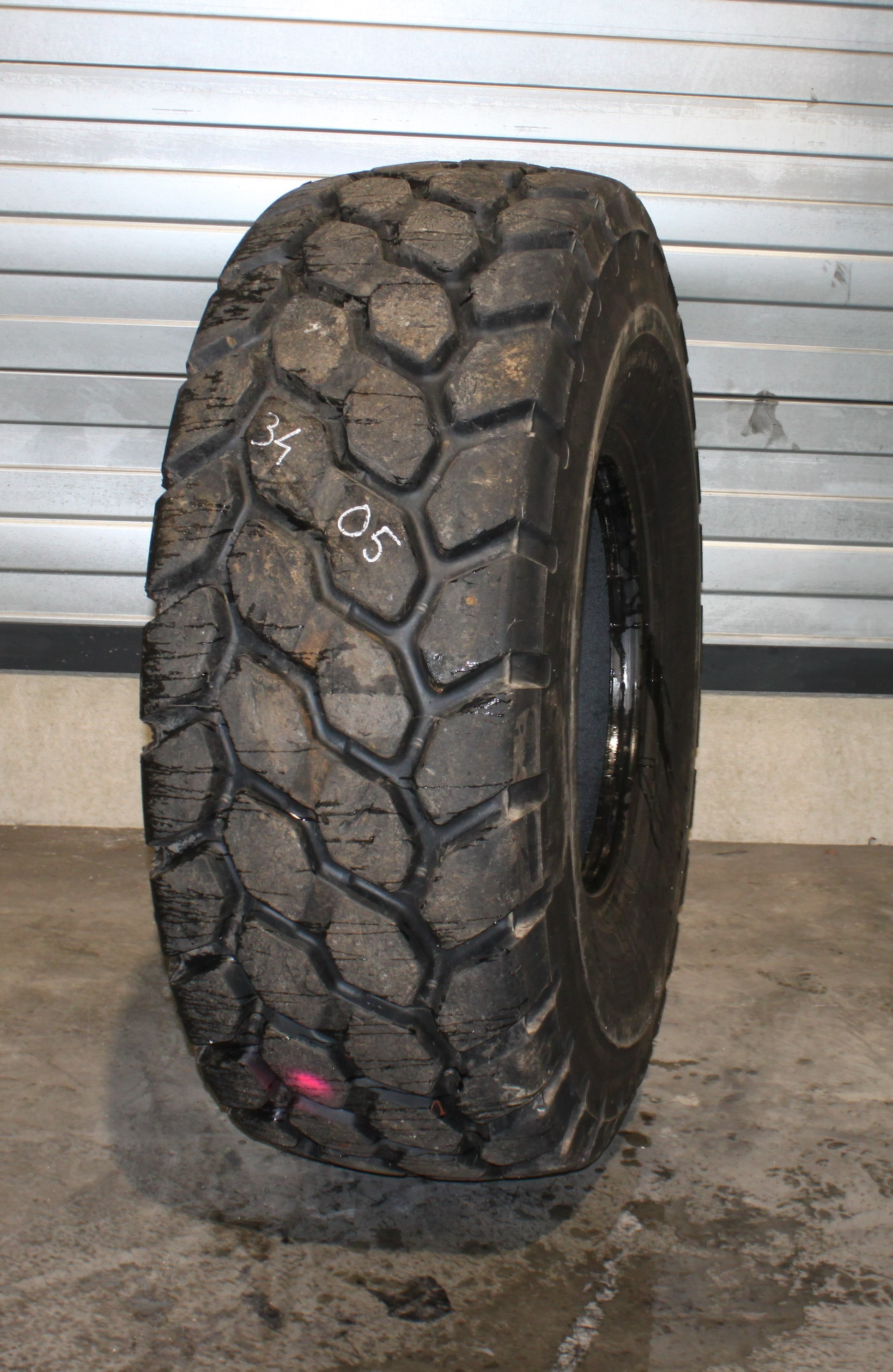 20.5R25 USED BRIDGESTONE VJT * L-3 TL 27MM 81% NO REP 3405 (SOME NAILS ...