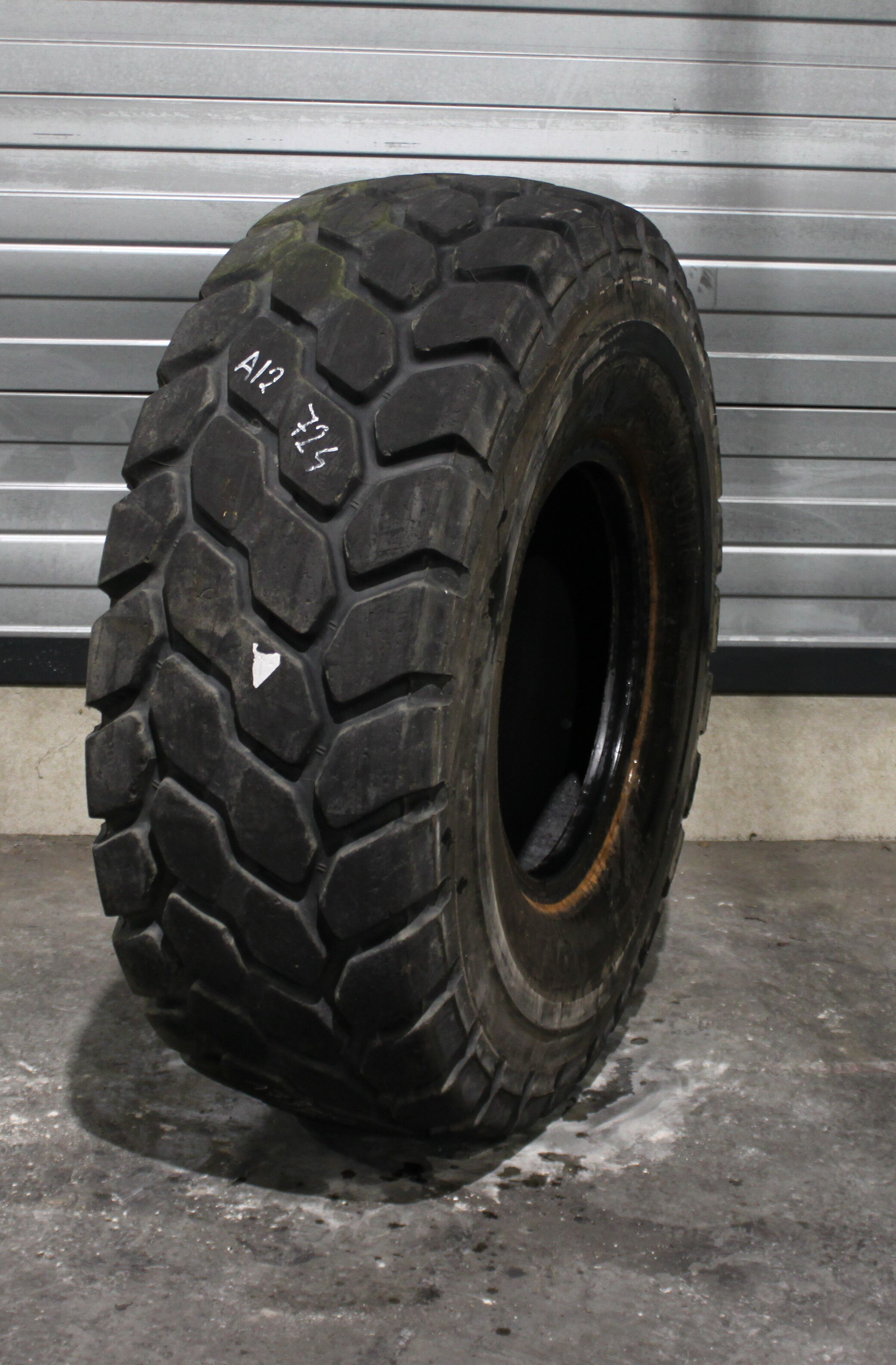20.5R25 USED BRIDGESTONE VJT 186A2 * L-3 TL 25MM 75% NO REP A12724 | Heuver