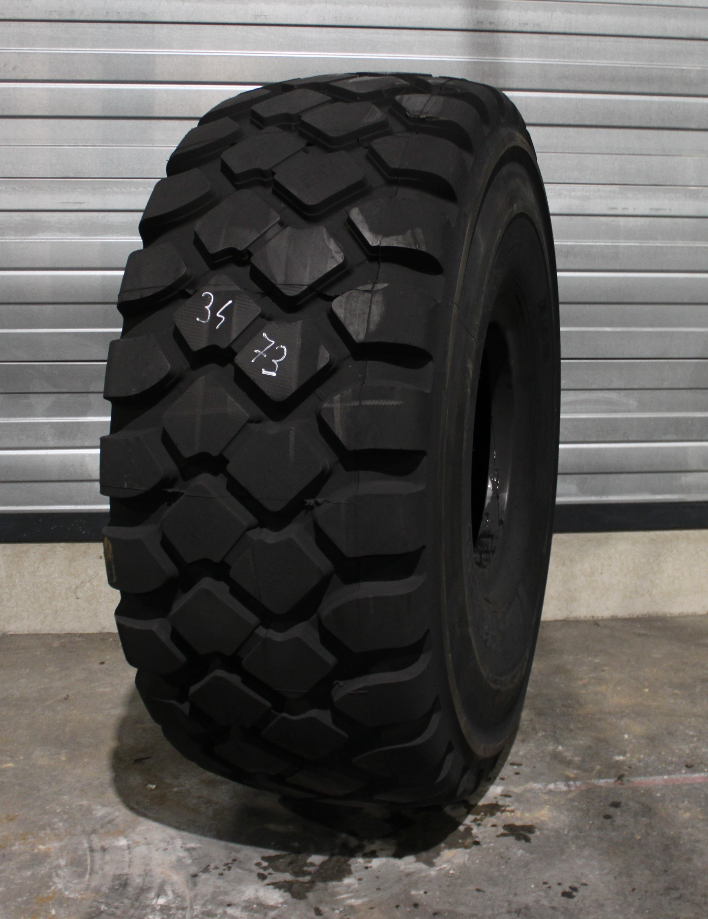 29.5R25 USED ROCKRADIAL EM2 ** TL 40MM 100% NO REP 3473 | Heuver