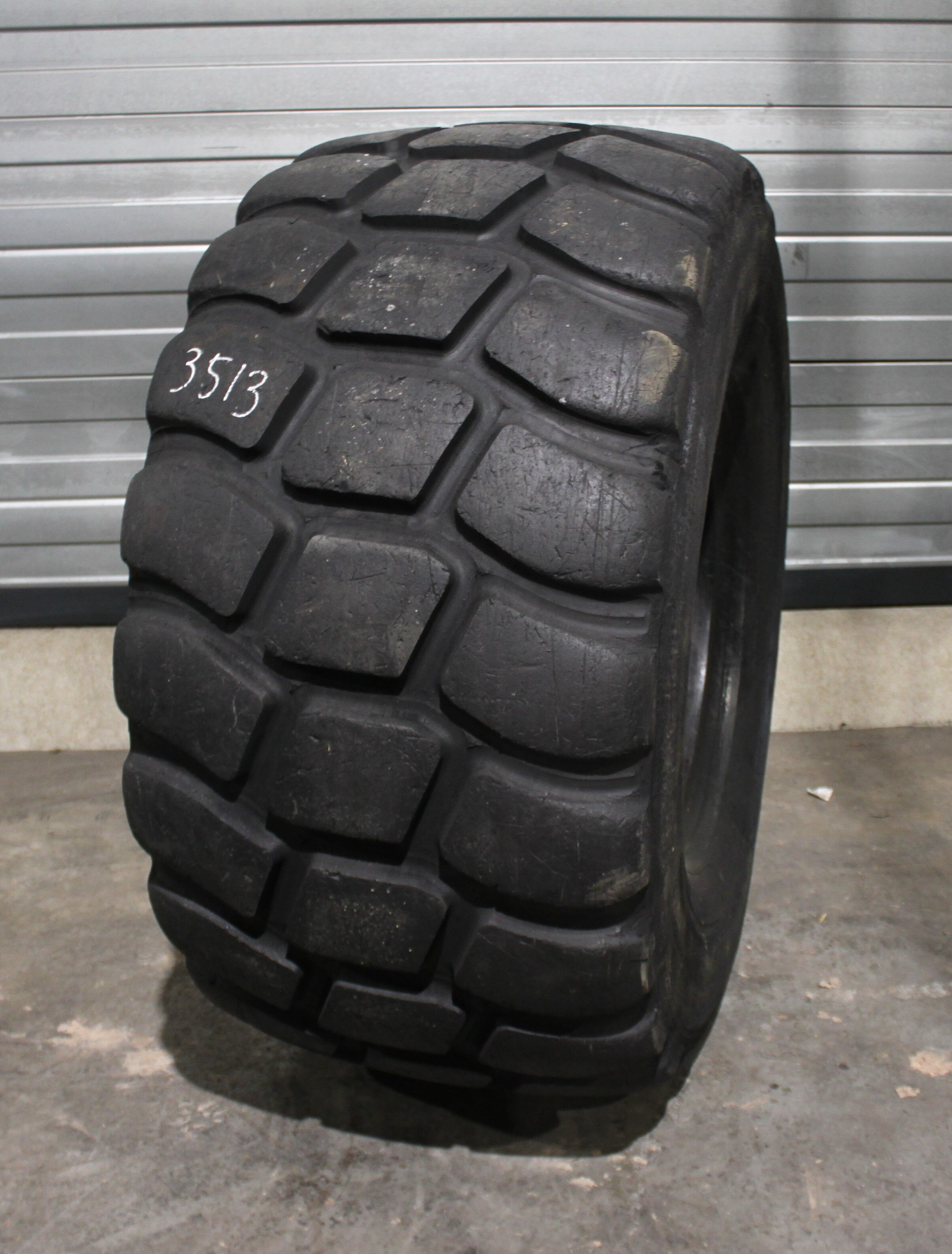 750/65R25 USED BRIDGESTONE VLT ** E-3/L-3 TL 22MM 51% REGROOVED + 3 REP + COSM REP 3513 | Heuver