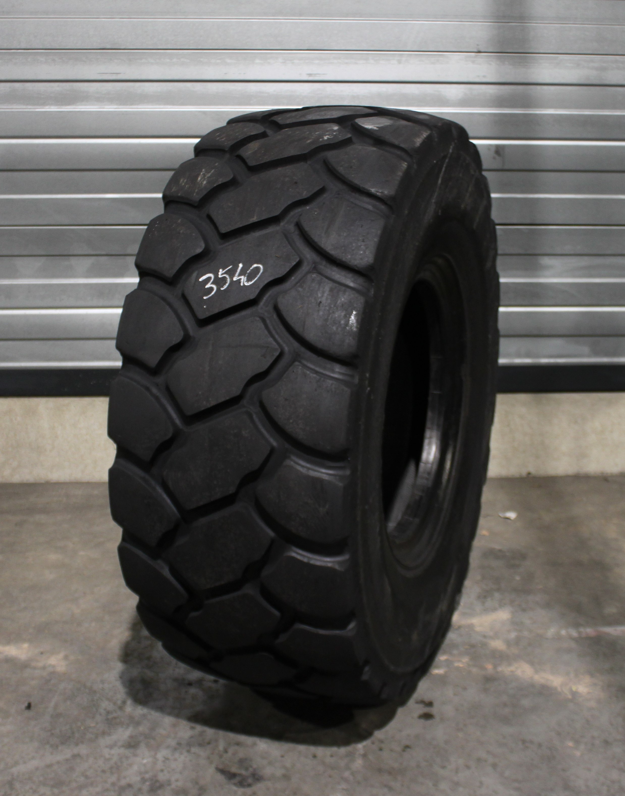 20.5R25 USED GOODYEAR RT-3B * L-3 TL 20MM 62% REGROOVED + COSM REP 3540 ...