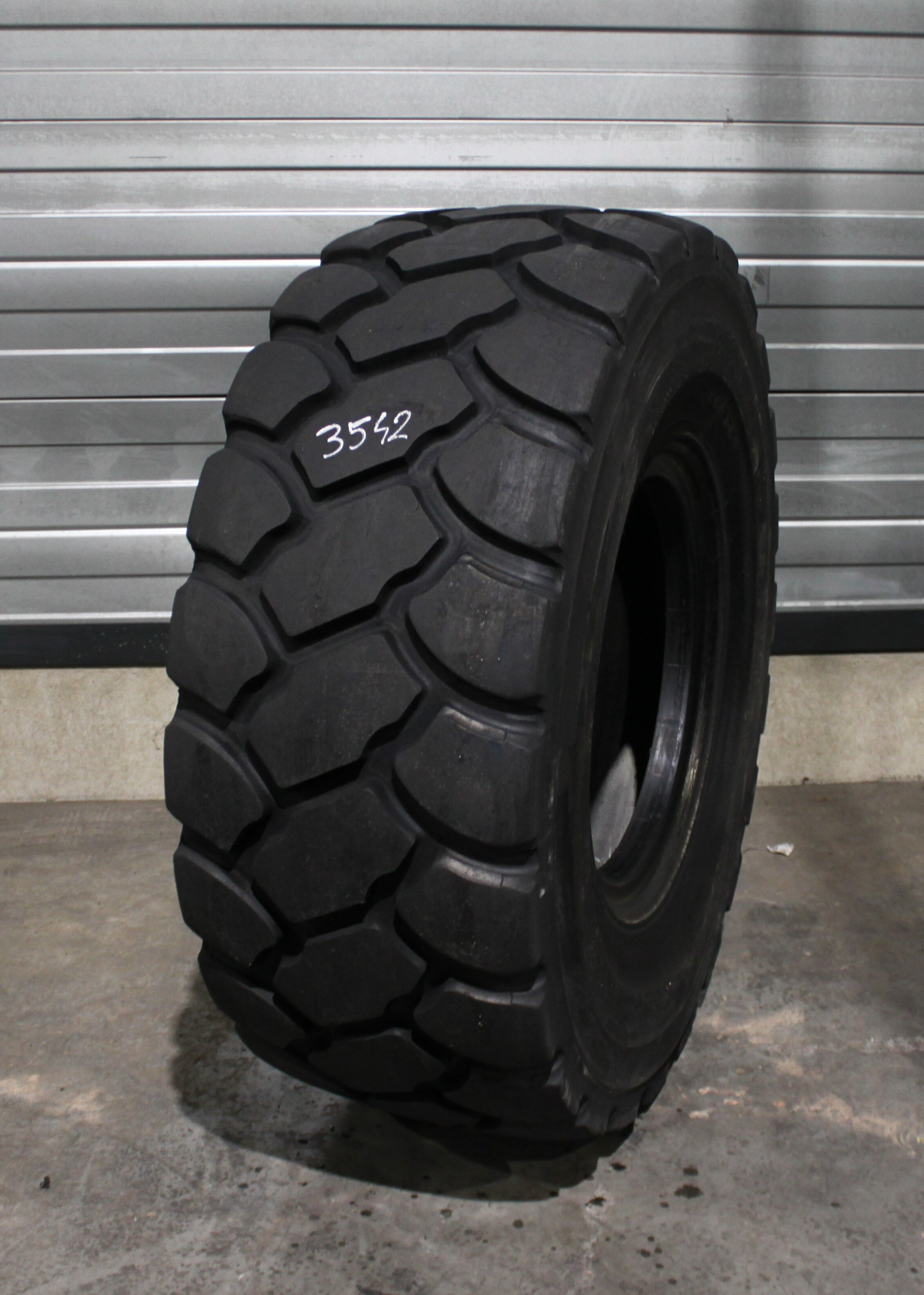 20.5R25 USED GOODYEAR RT-3B * L-3 TL 21MM 65% REGROOVED + COSM REP 3542 ...