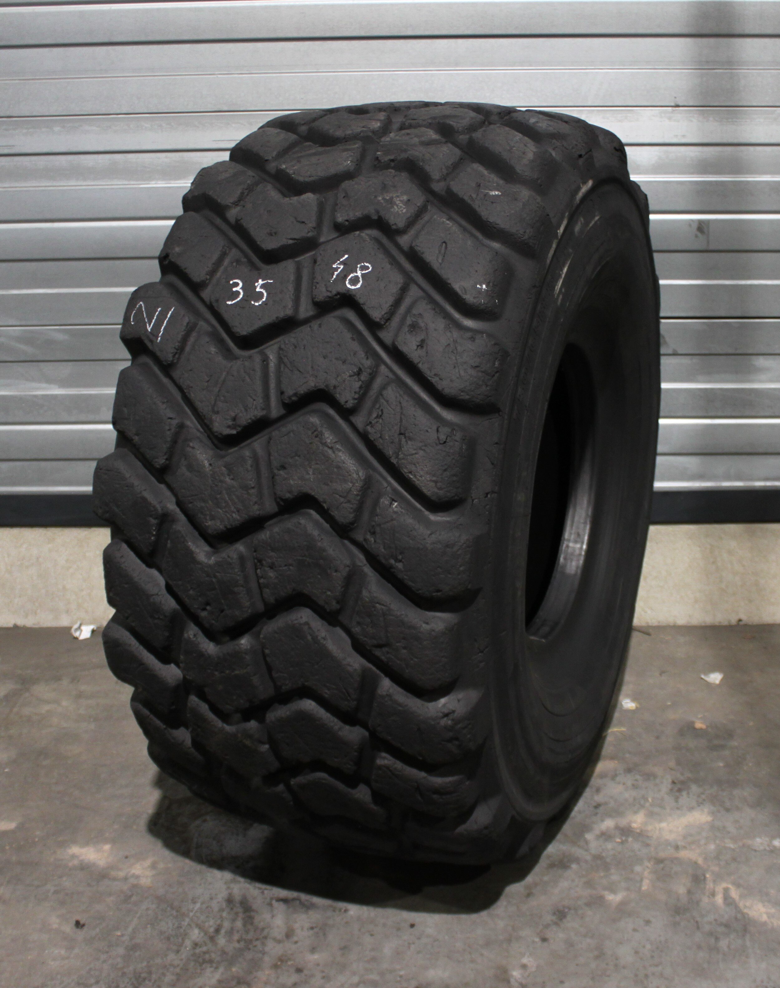750/65R25 USED MAXFIELD MAD 65 ** E-3 TL 32MM 74% REMOULD + 2 REP ...