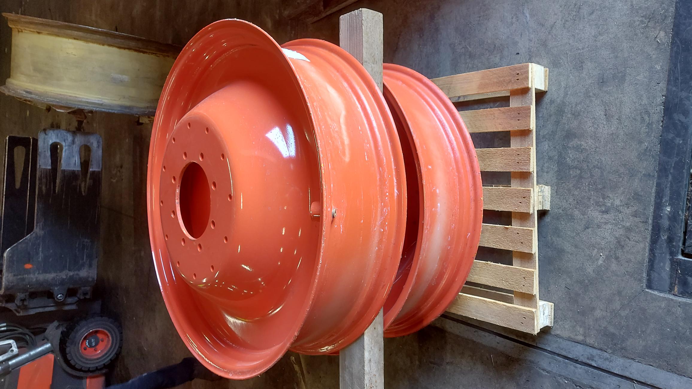 10-38 WHEEL USED CLAAS RED 221-275-8 Ø21 ET190 V8216 VAST 2 KANTEN ...