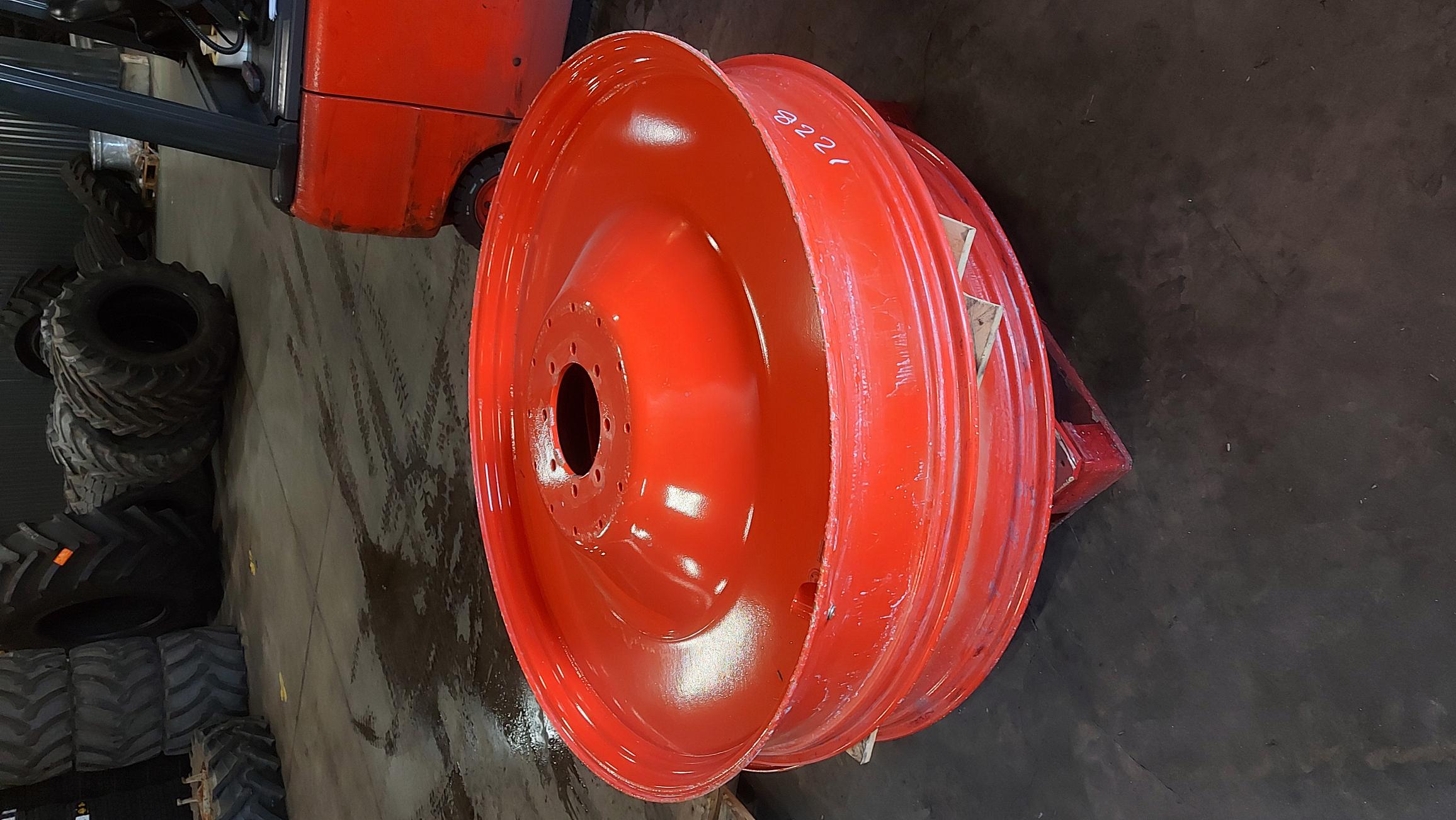 10-54 WHEEL USED CLAAS RED 221-275-8 Ø24 ET185 V8221 VAST 2 KANTEN ...