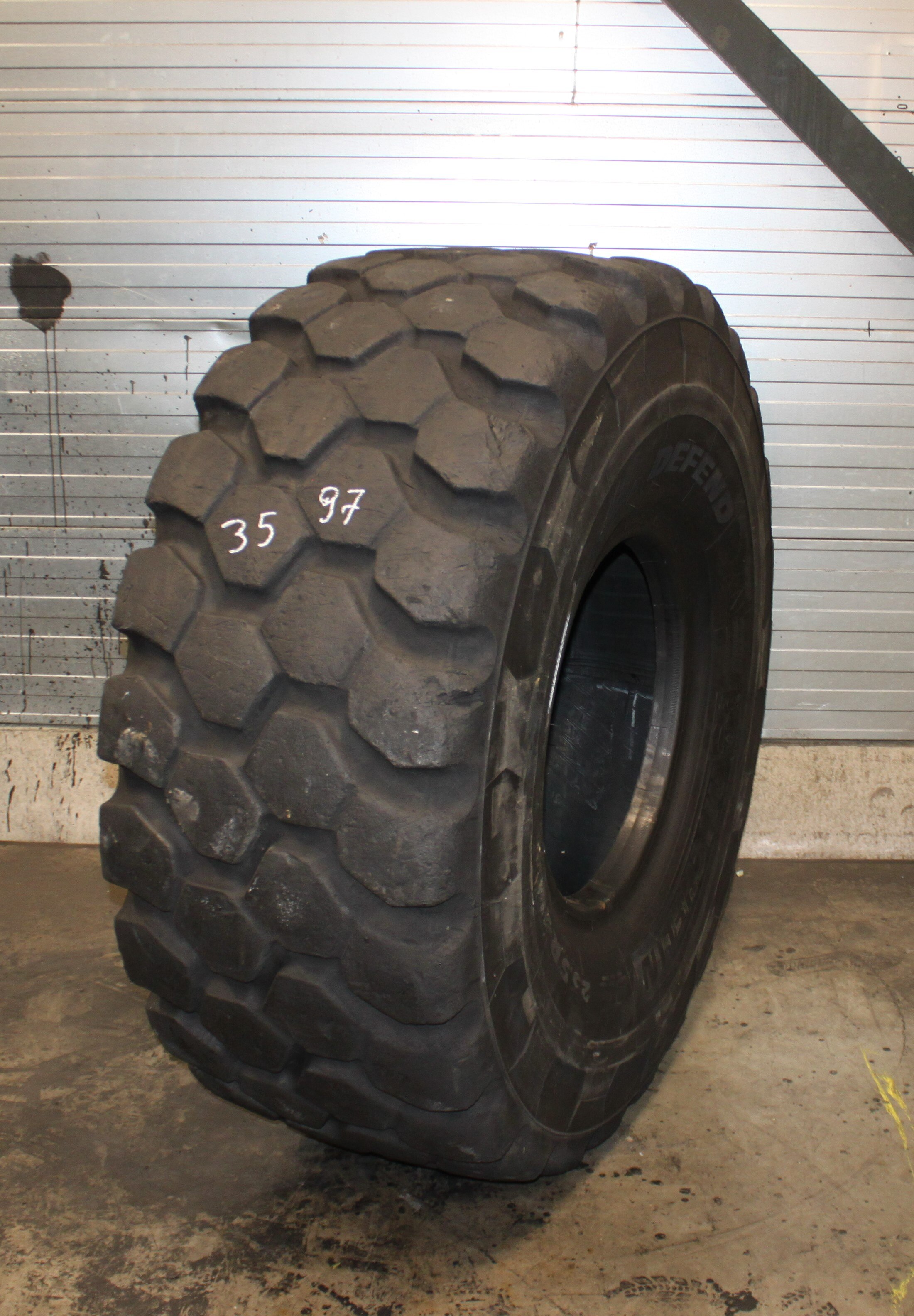 23.5R25 USED MICHELIN XTRA DEFEND 185B ** E-4 TL 28MM 51% 1 REP + COSM ...