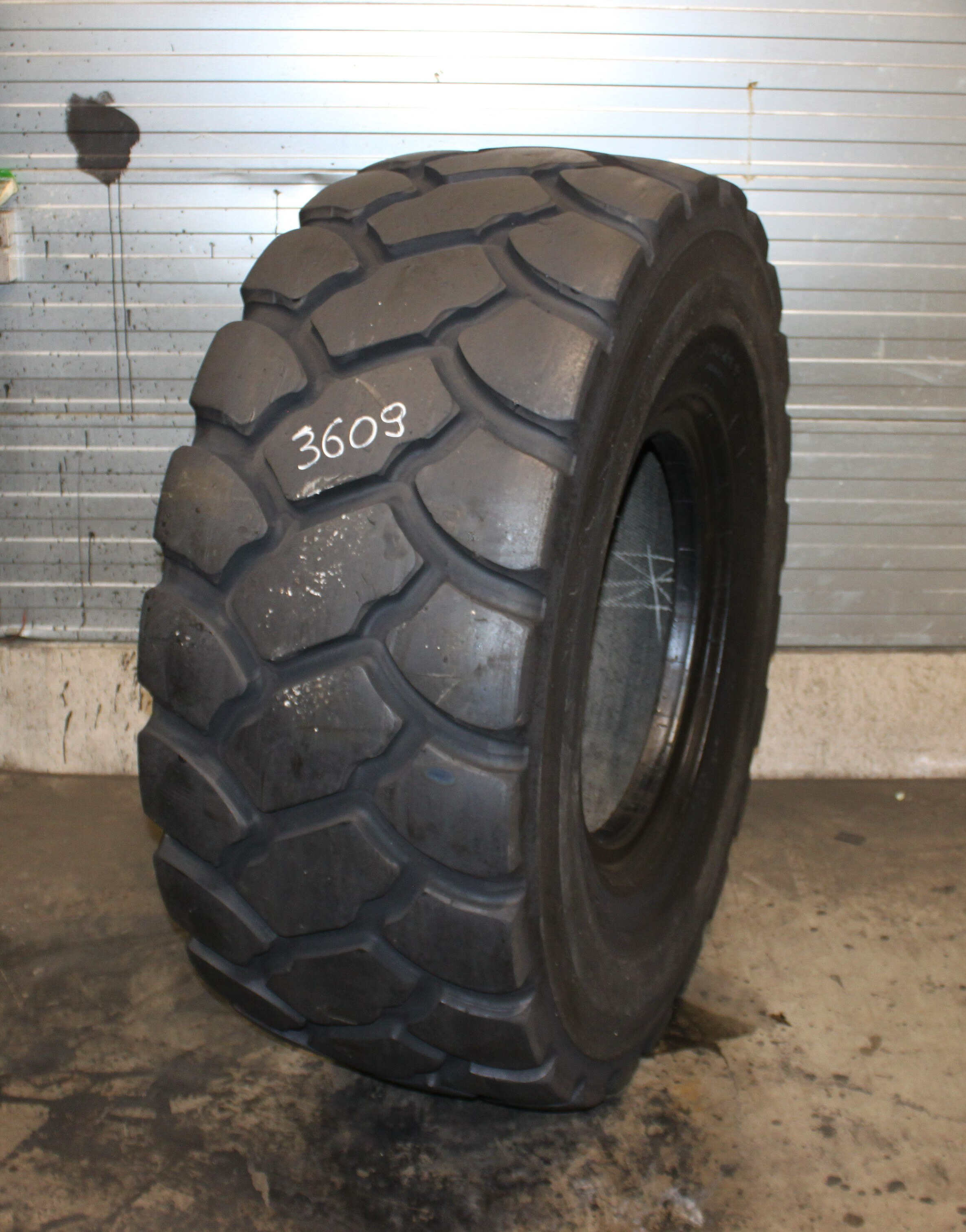 20.5R25 USED GOODYEAR RT-3B * L-3 TL 23MM 71% REGROOVED + 3 REP 3609 | Heuver