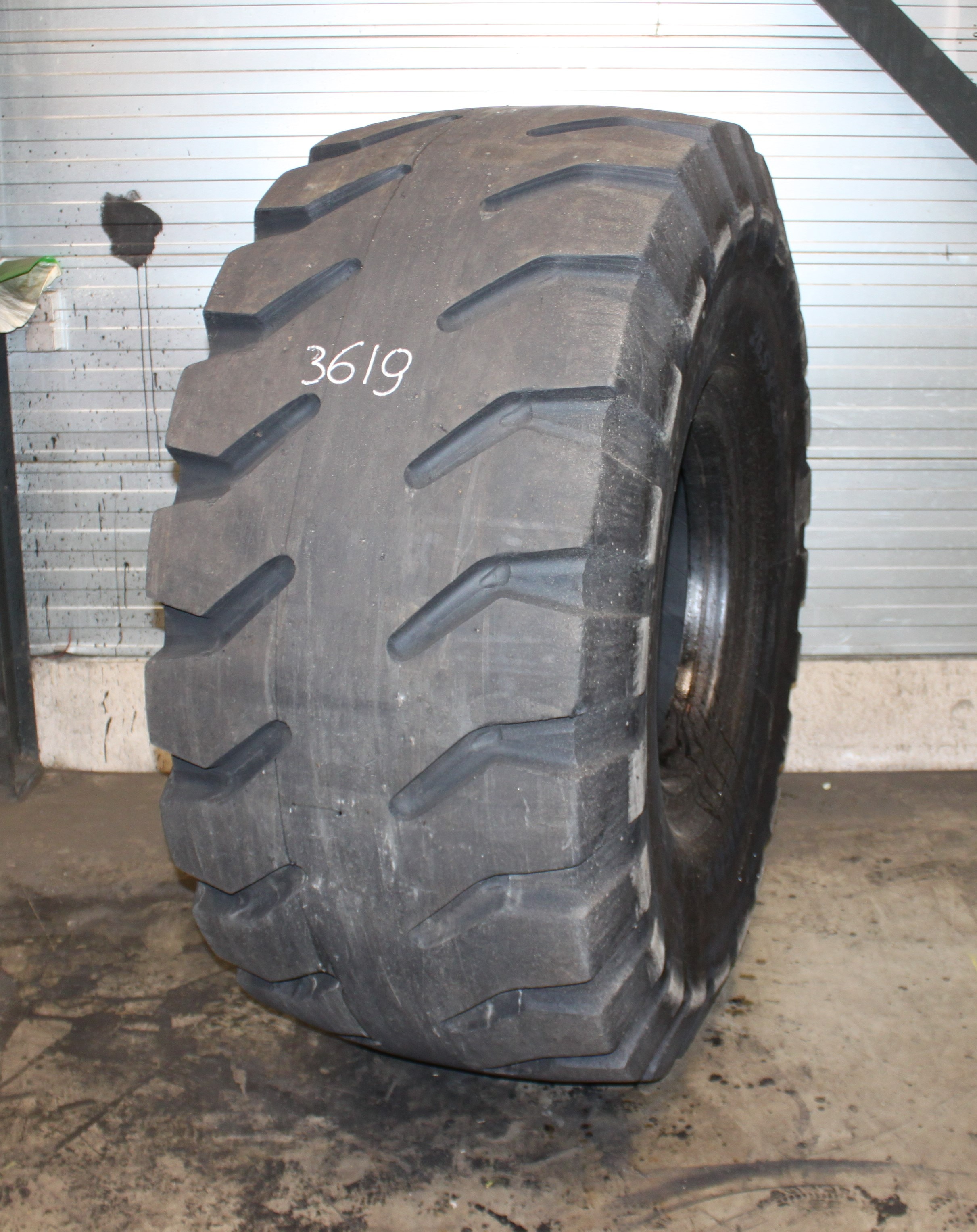 26.5R25 USED MICHELIN X MINE D2 ** L-5 TL 30MM 32% REGROOVED + 5 REP ...