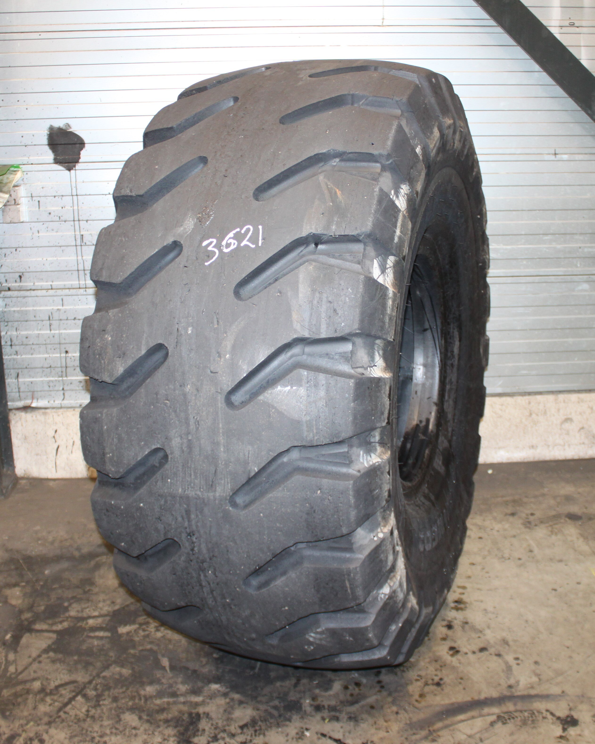 26.5R25 USED MICHELIN X MINE D2 ** L-5 TL 32MM 35% REGROOVED + 2 REP ...