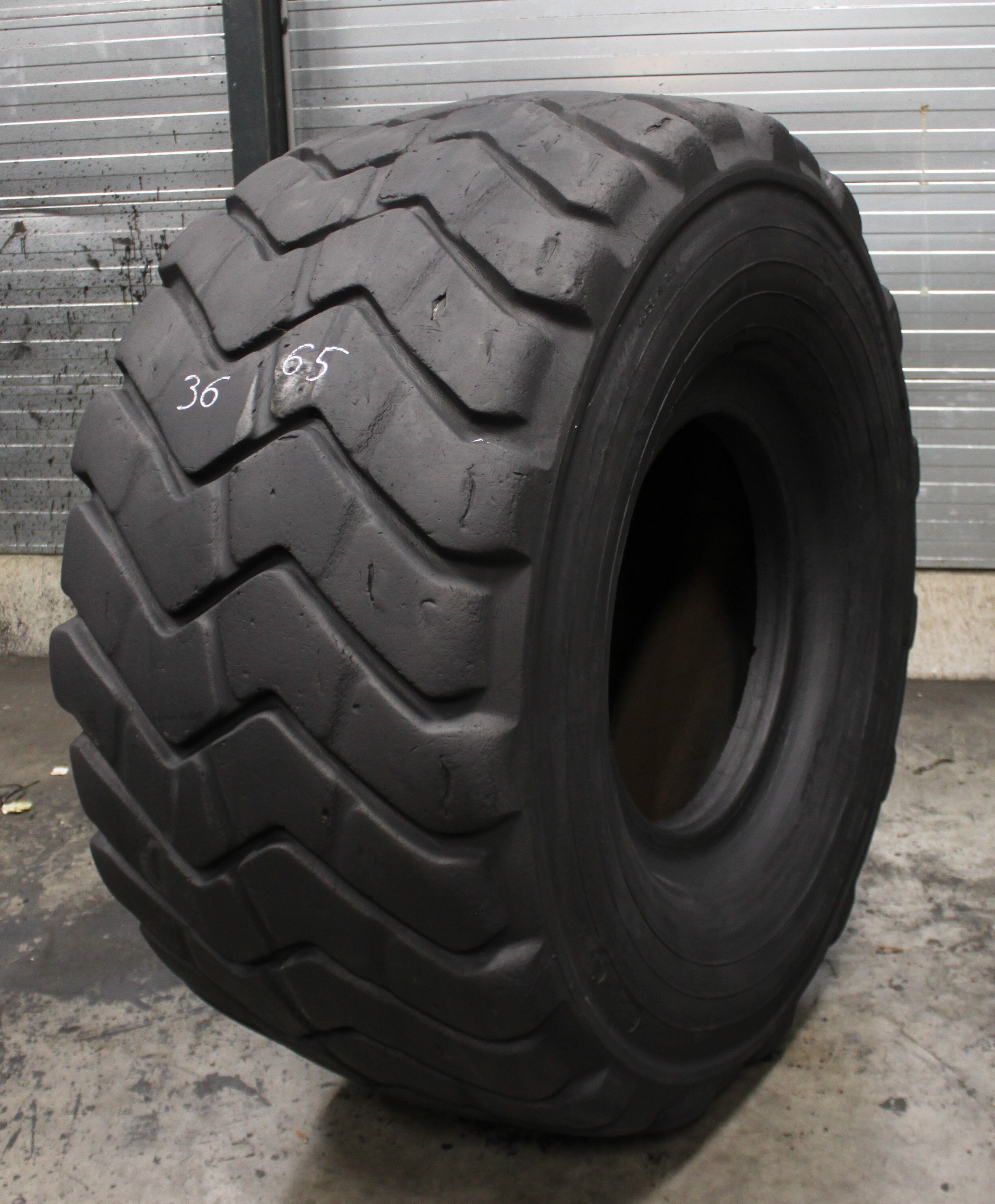 750/65R25 USED MAXFIELD MAD 65 ** E-3 TL 14MM 32% REMOULD 3665 | Heuver