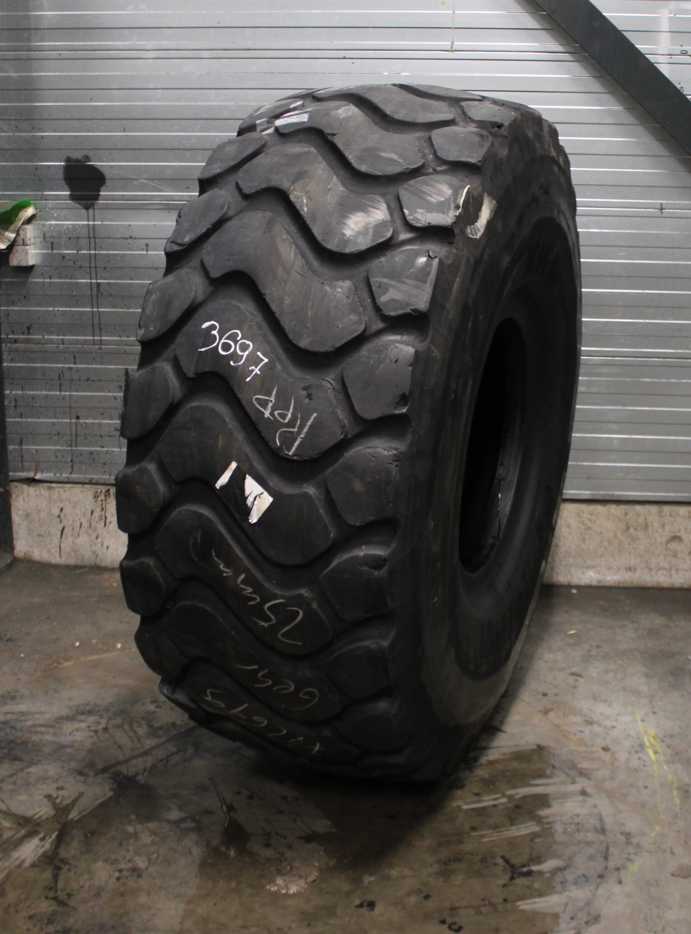 26.5R25 USED MICHELIN XHA2 * L-3 TL 27MM 65% 1 REP + COSM REP 3697 | Heuver