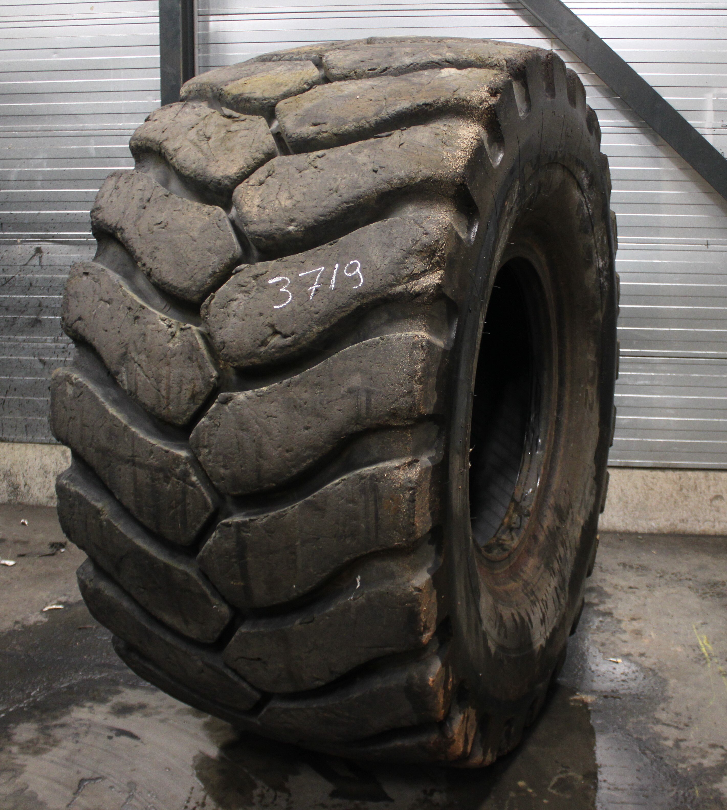 35/65R33 USED MICHELIN XLD D2 A ** L-5 TL 70MM 72% NO REP 3719 | Heuver