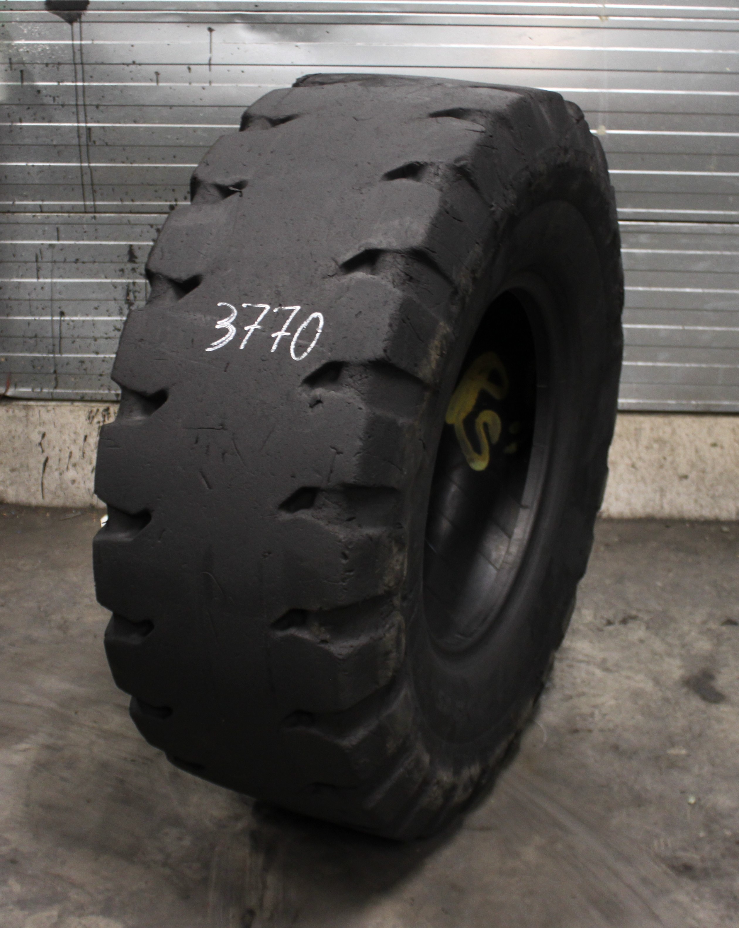 17.5R25 USED MICHELIN X MINE D2 ** L-5 TL 26MM 40% 1 REP + COSM REP ...