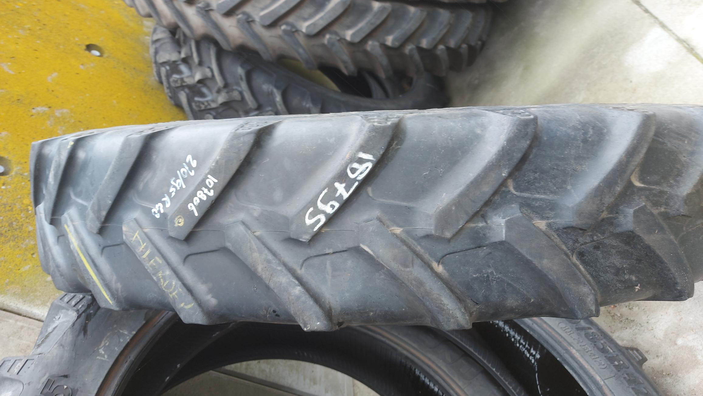 270/95R48 USED BKT AGRIMAX RT-955 144A8/144B TL H18795 30% | Heuver