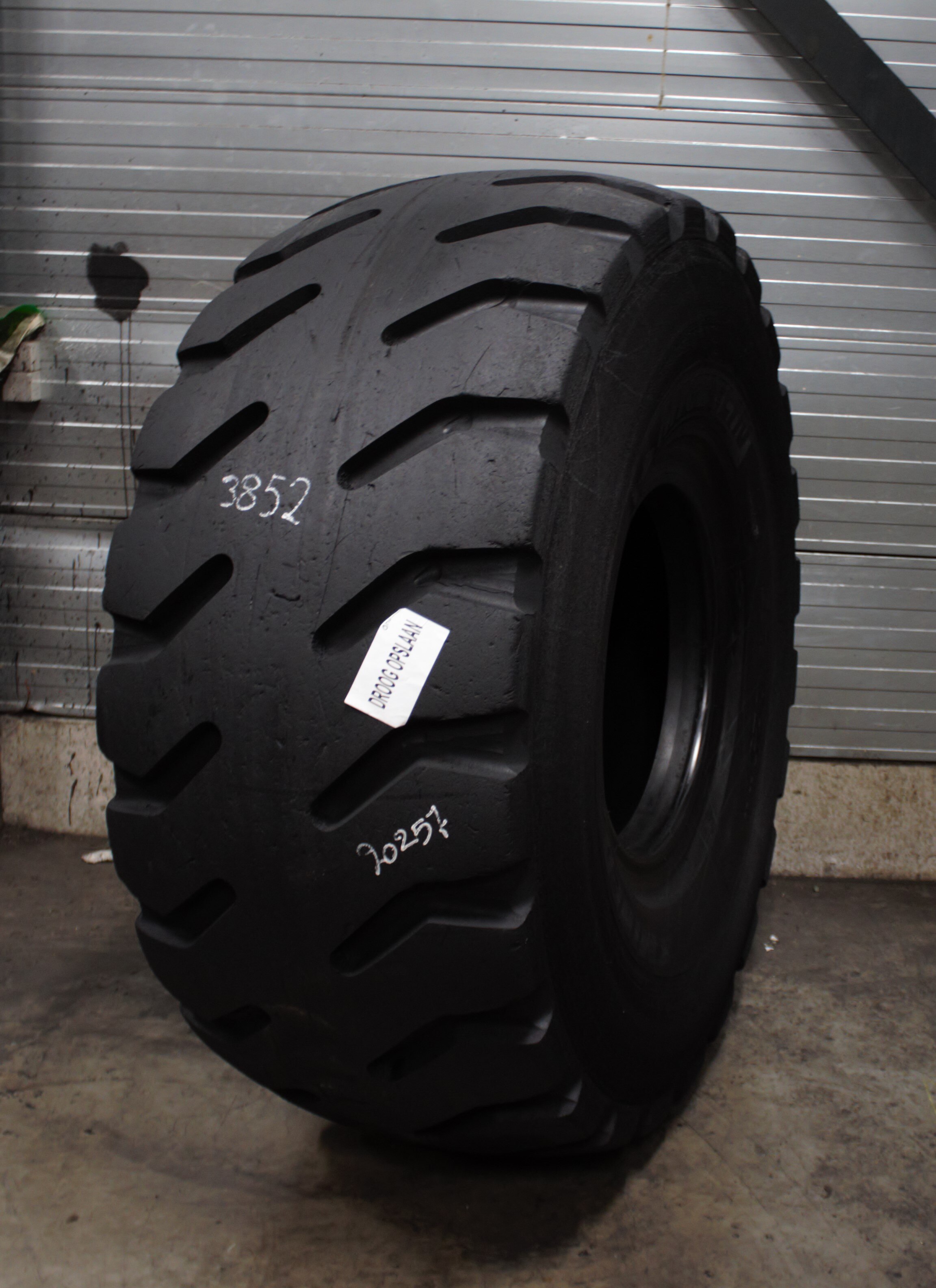 26.5R25 USED MICHELIN X MINE D2 ** L-5 TL 33MM 36% REGROOVED + 1 REP ...