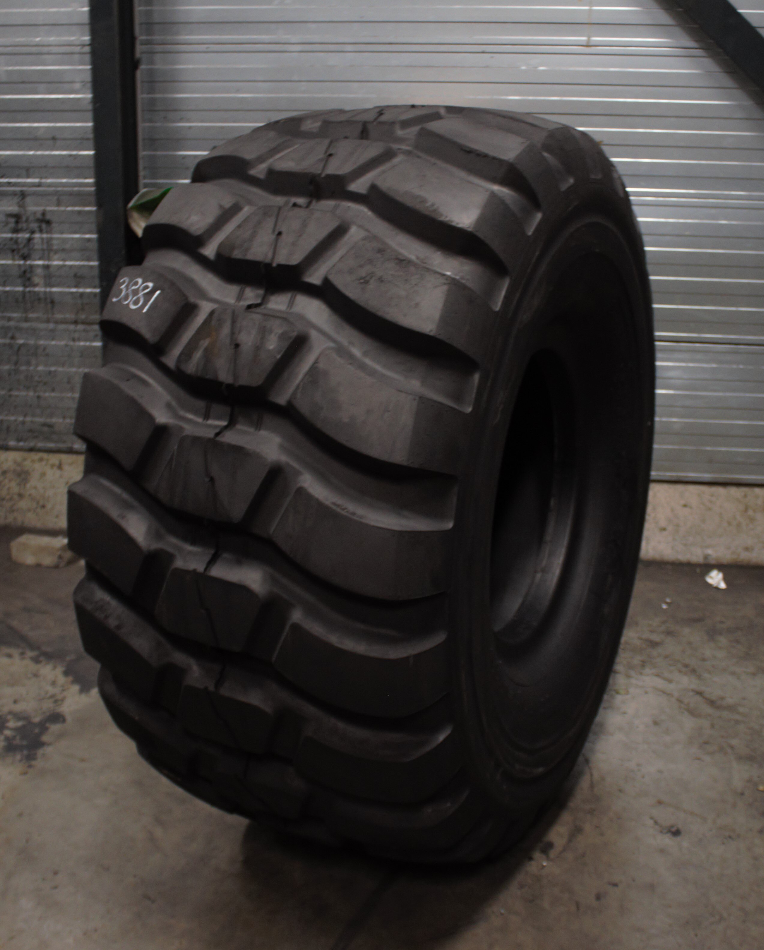 750/65R25 USED BRIDGESTONE VLT ** E-3/L-3 TL 40MM 93% NO REP 3881 | Heuver