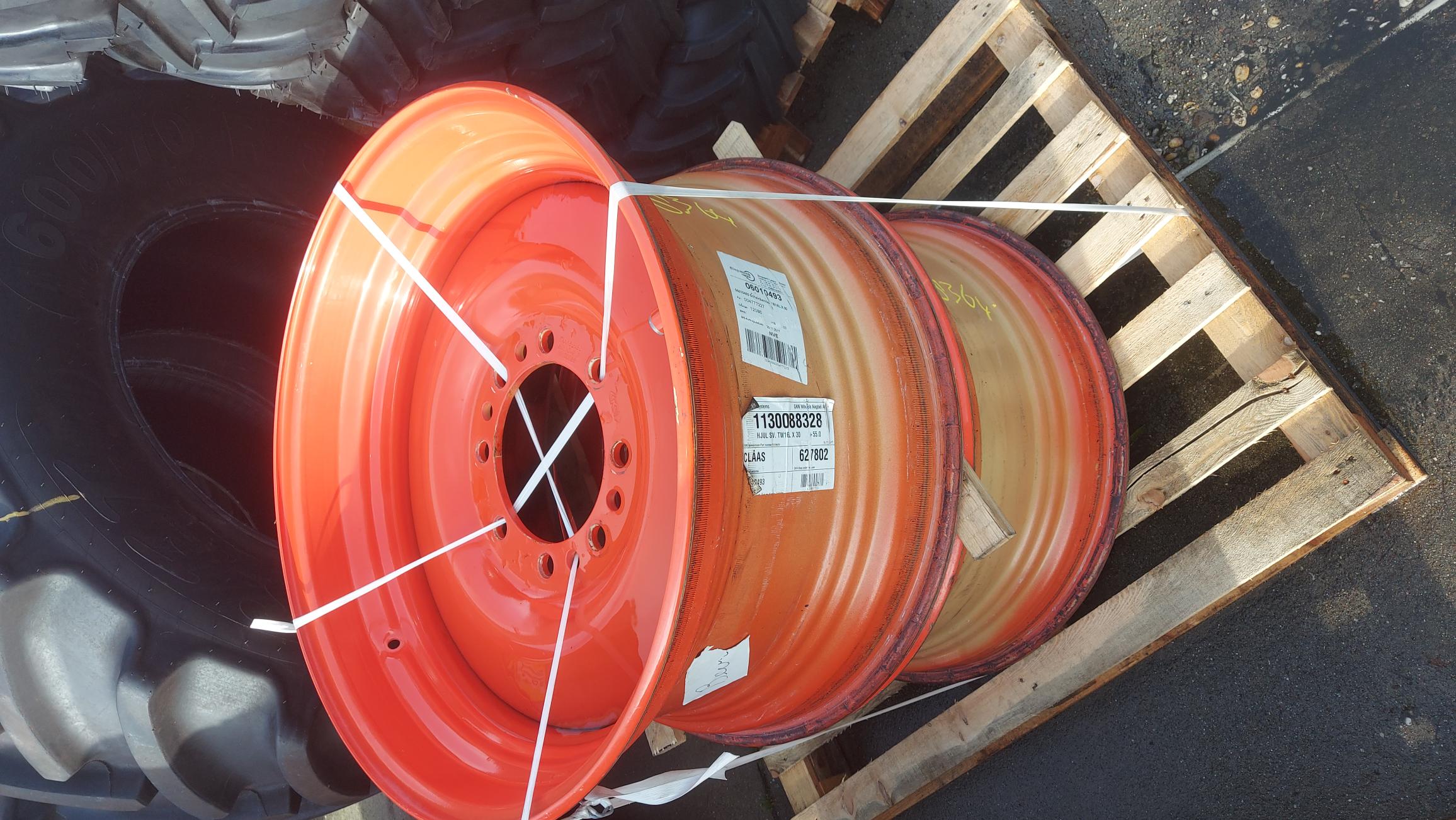 16-30 WHEEL USED CLAAS RED 221-275-8 A3 ET55 V8364 VAST 1 KANT GELAST ...