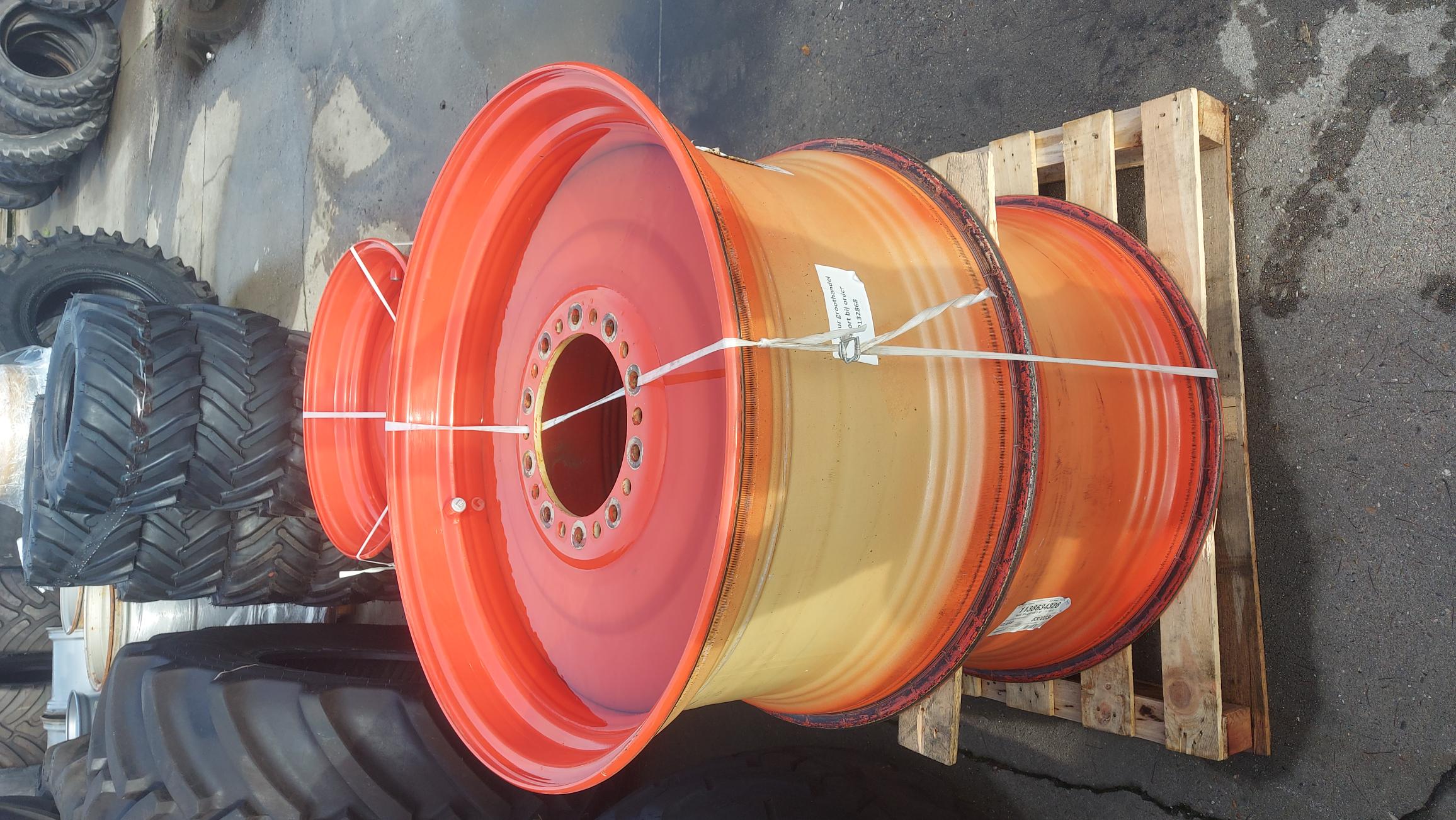 20-38 WHEEL USED CLAAS RED 281-335-10 Ø24 ET160 V8363 VAST 1 KANT ...