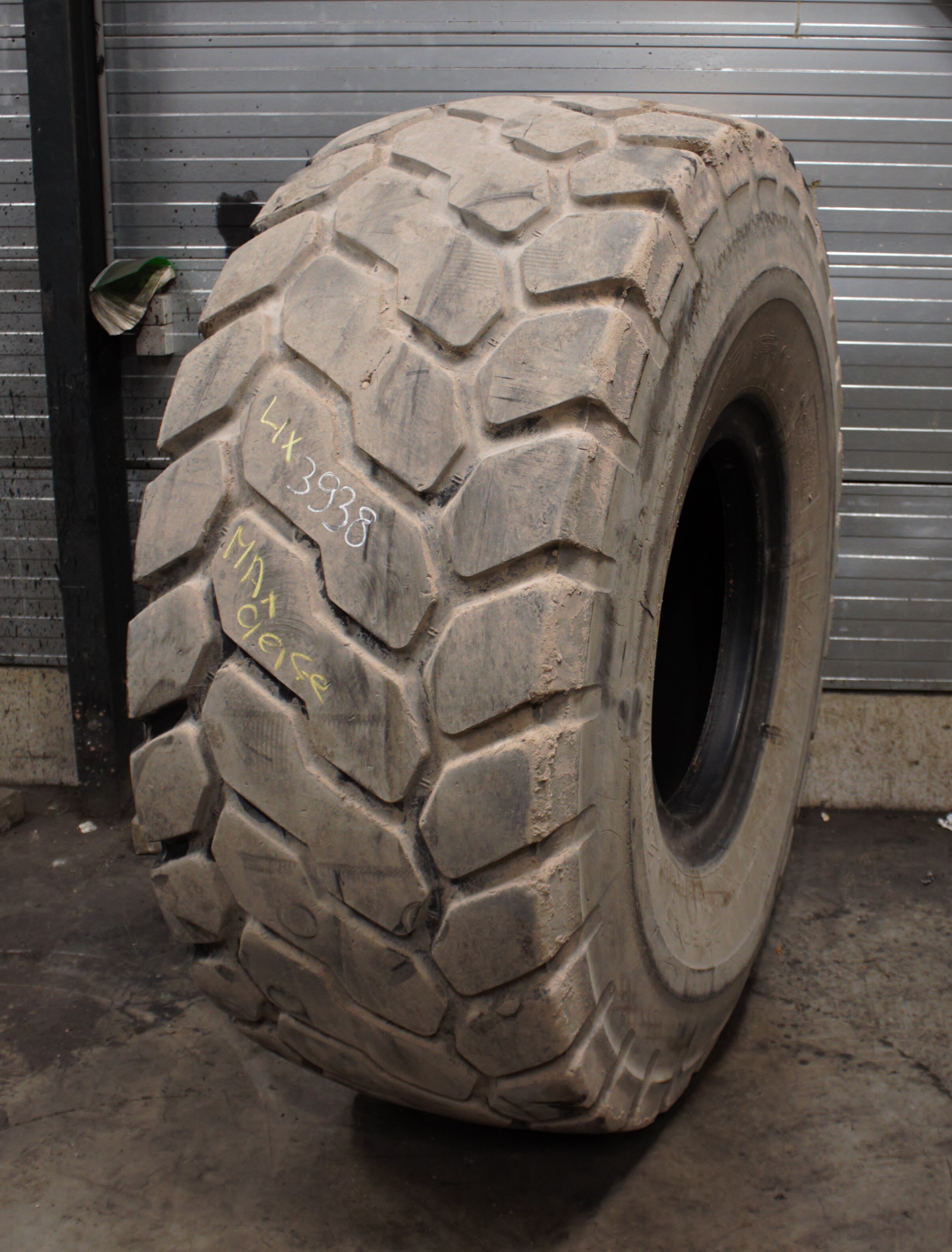 26.5R25 USED BRIDGESTONE VJT 202A2 * L-3 TL 19MM 50% 1 REP 3938 | Heuver