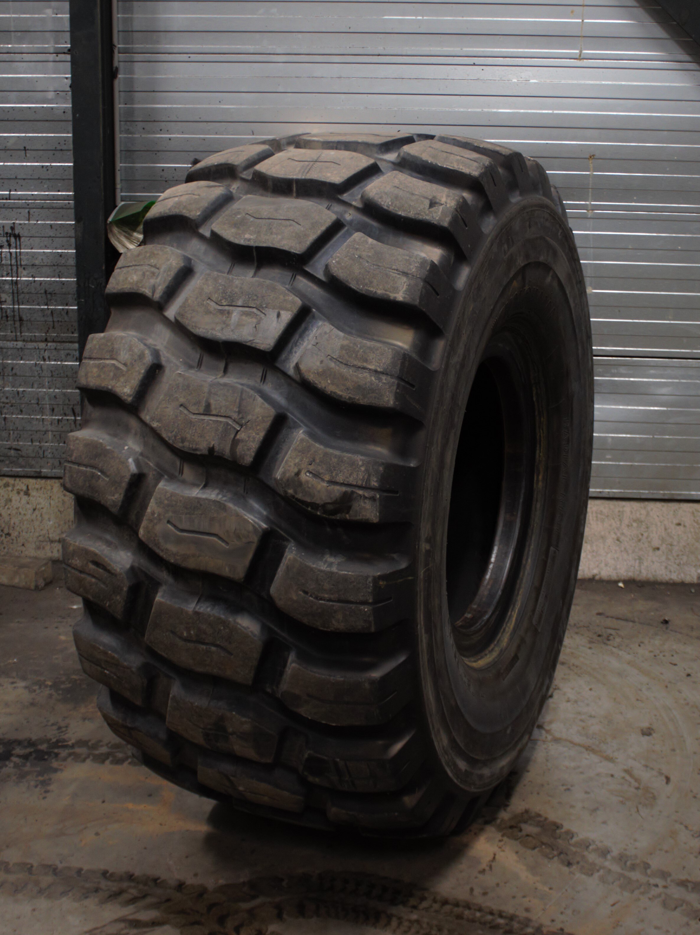 750/65R25 USED YOKOHAMA RT-31 ** E-3 TL 38MM 80% NO REP 3978 | Heuver