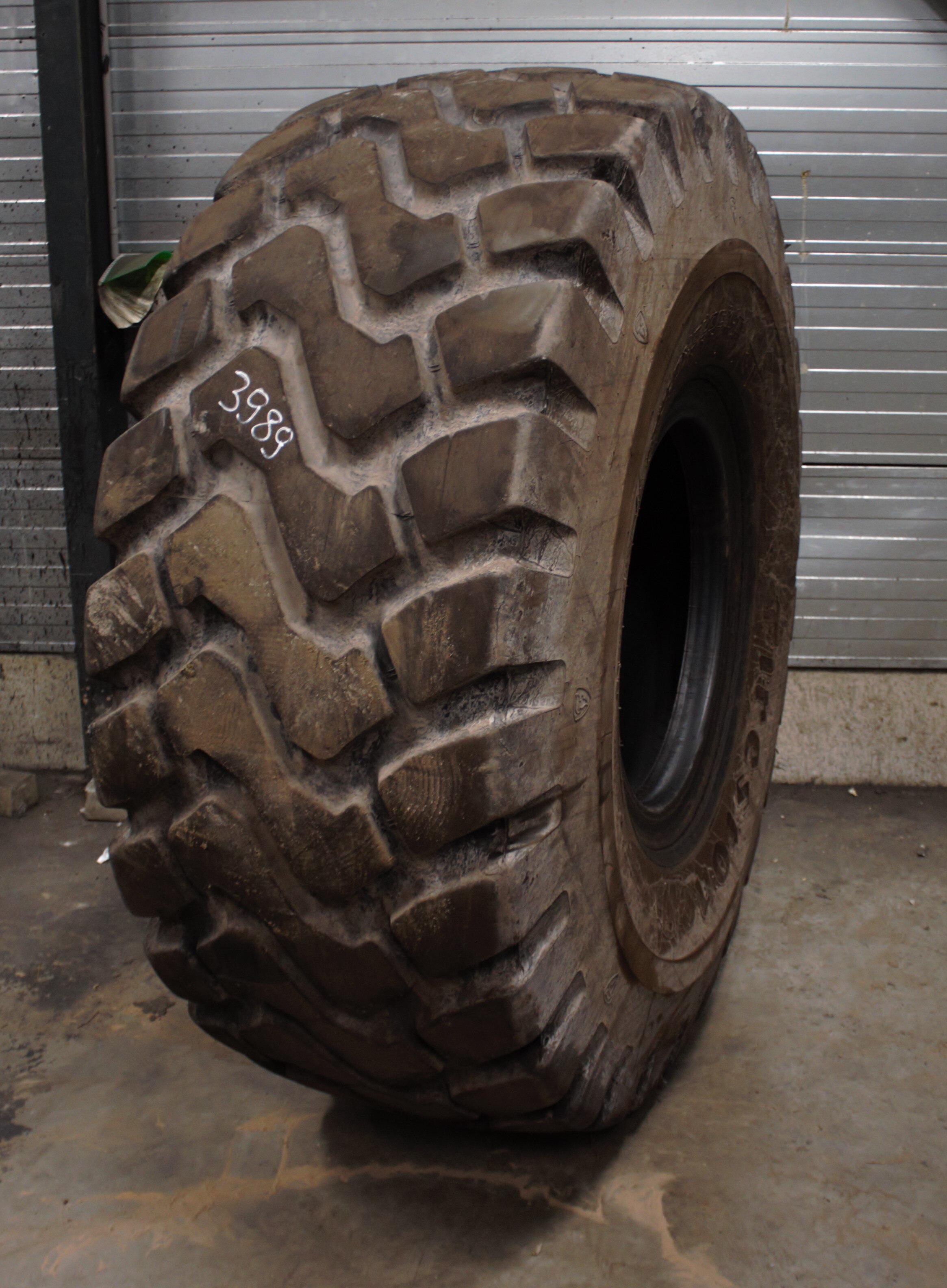 26.5R25 USED FIRESTONE MULTI BLOCK T 193B ** E-3/L-3 TL 26MM 68% NO REP ...