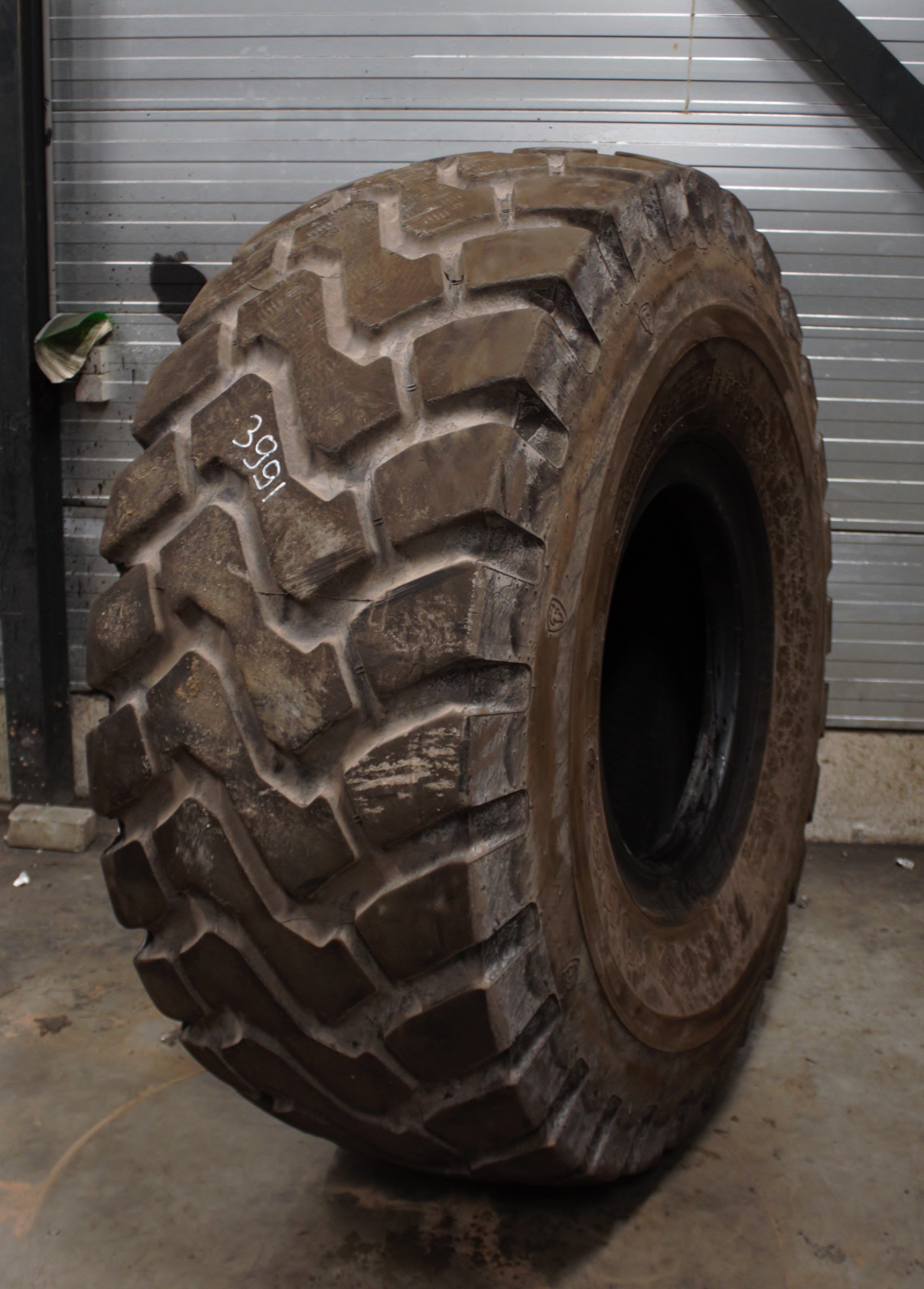 26.5R25 USED FIRESTONE MULTI BLOCK T 193B ** E-3/L-3 TL 24MM 63% NO REP ...