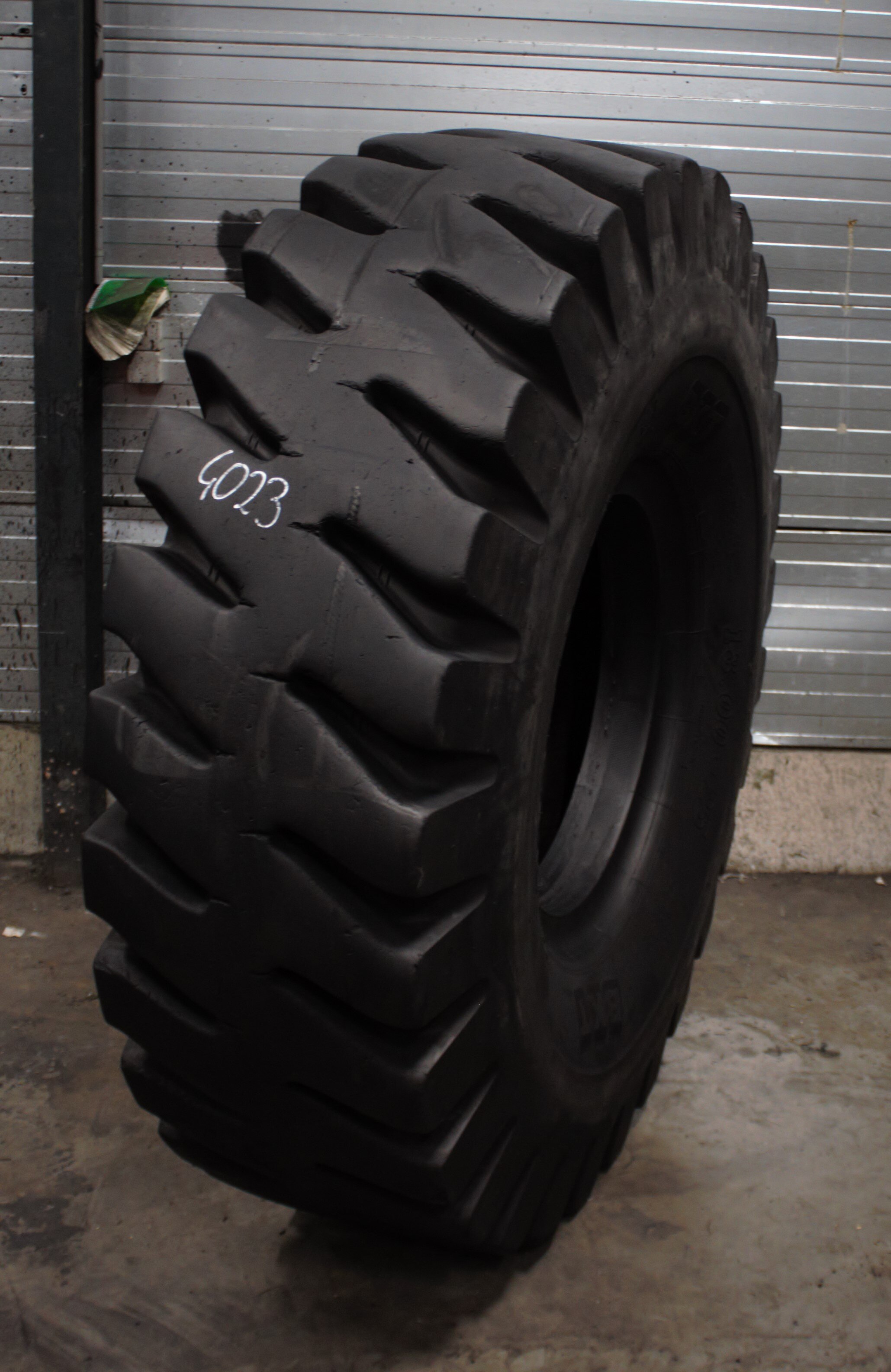 18.00-25 USED BKT PORT KING PLUS 40PR IND-4 TL 55MM 81% COSM REP 4023 | Heuver