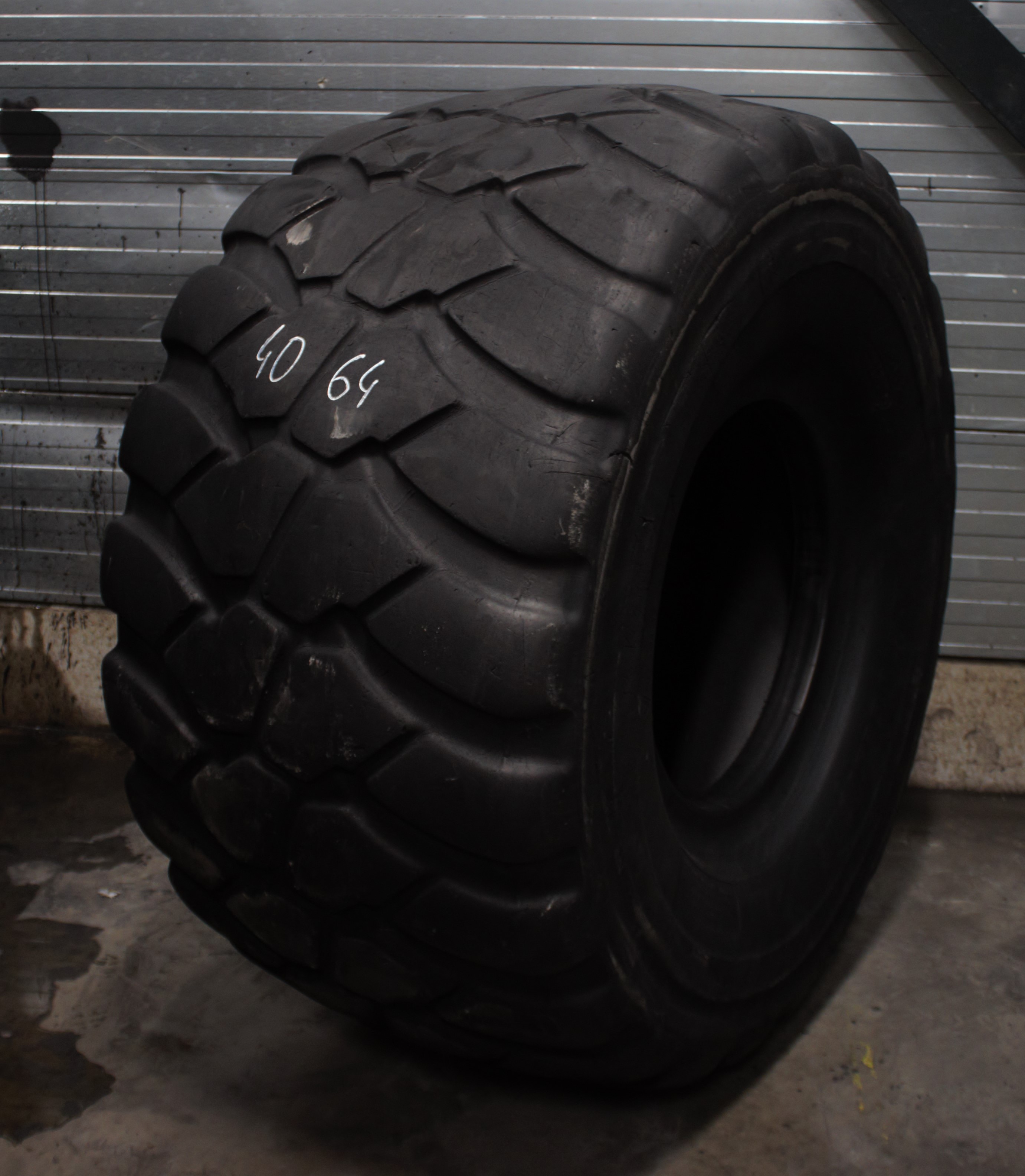 750/65R25 USED BRIDGESTONE VLTS 190B ** E-4/L-4 TL 18MM 32% COSM REP 4064 | Heuver