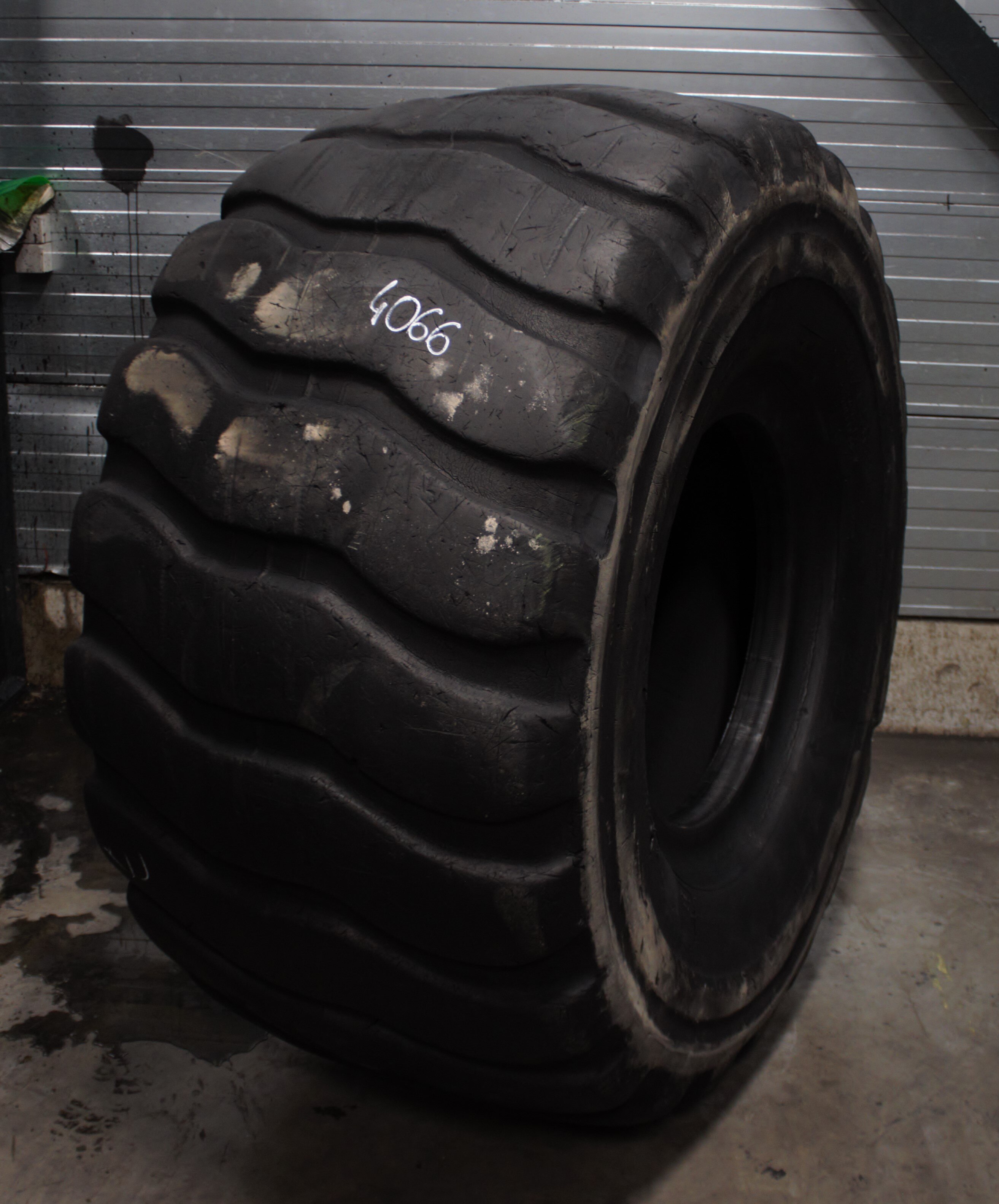 750/65R25 USED BRIDGESTONE VLT ** E-3/L-3 TL 19MM 44% 2 REP + COSM REP 4066 | Heuver