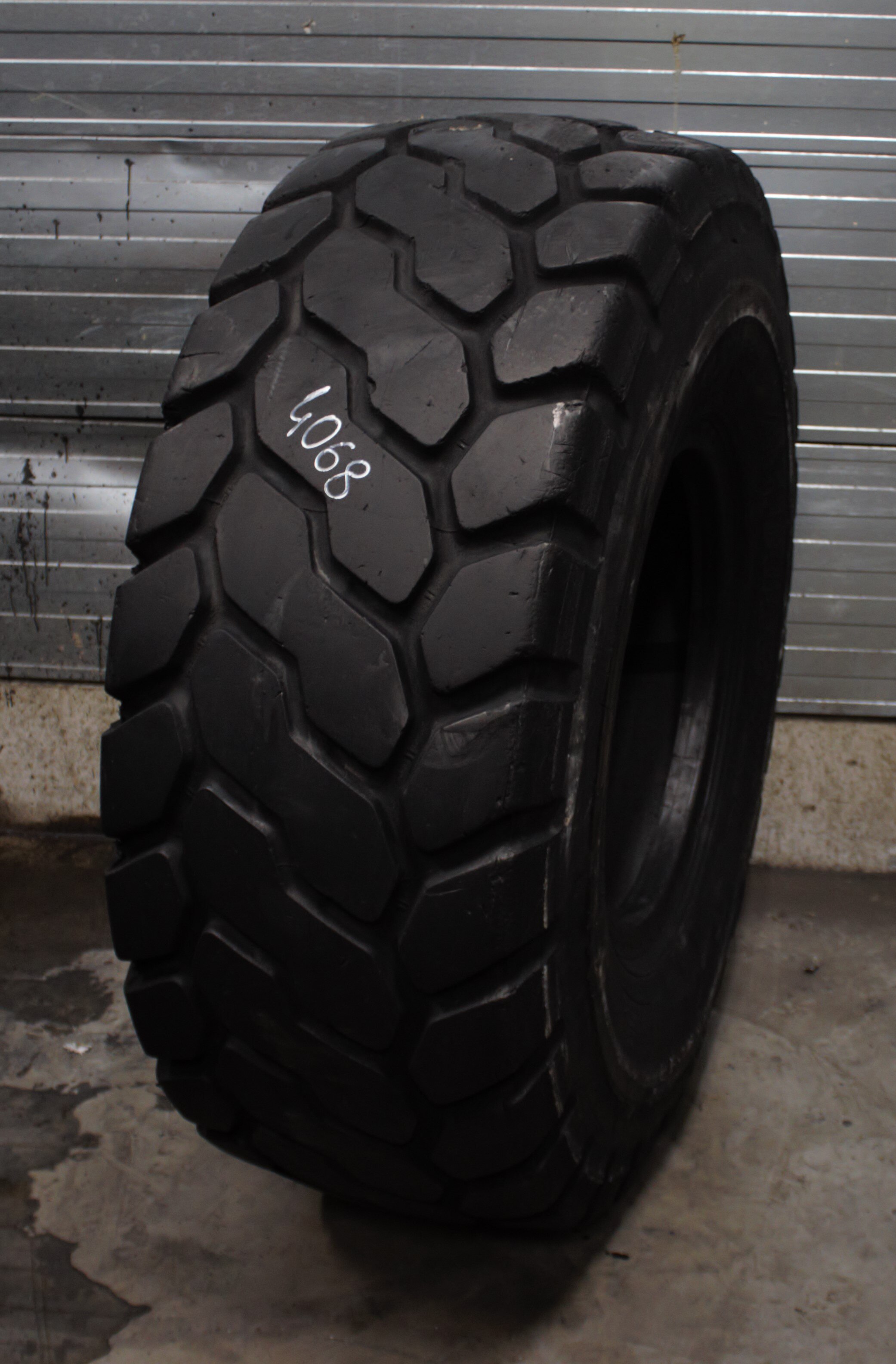 20.5R25 USED BRIDGESTONE VJT 186A2 * L-3 TL 18MM 54% 1 REP + COSM REP 4068 | Heuver