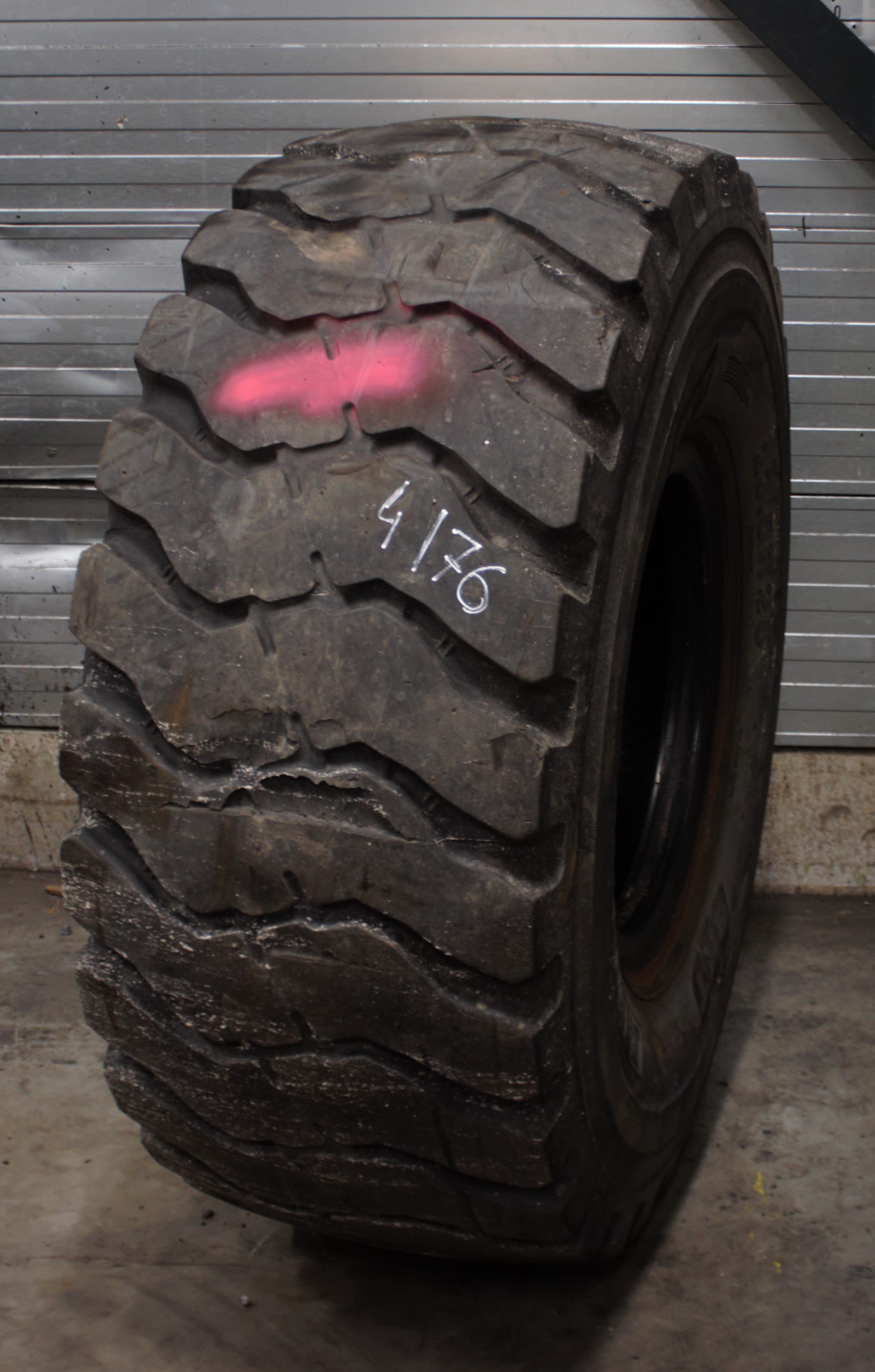 23.5R25 USED BKT EARTHMAX SR-41 195A2/185B TL 21MM 39% NO REP 4176 | Heuver