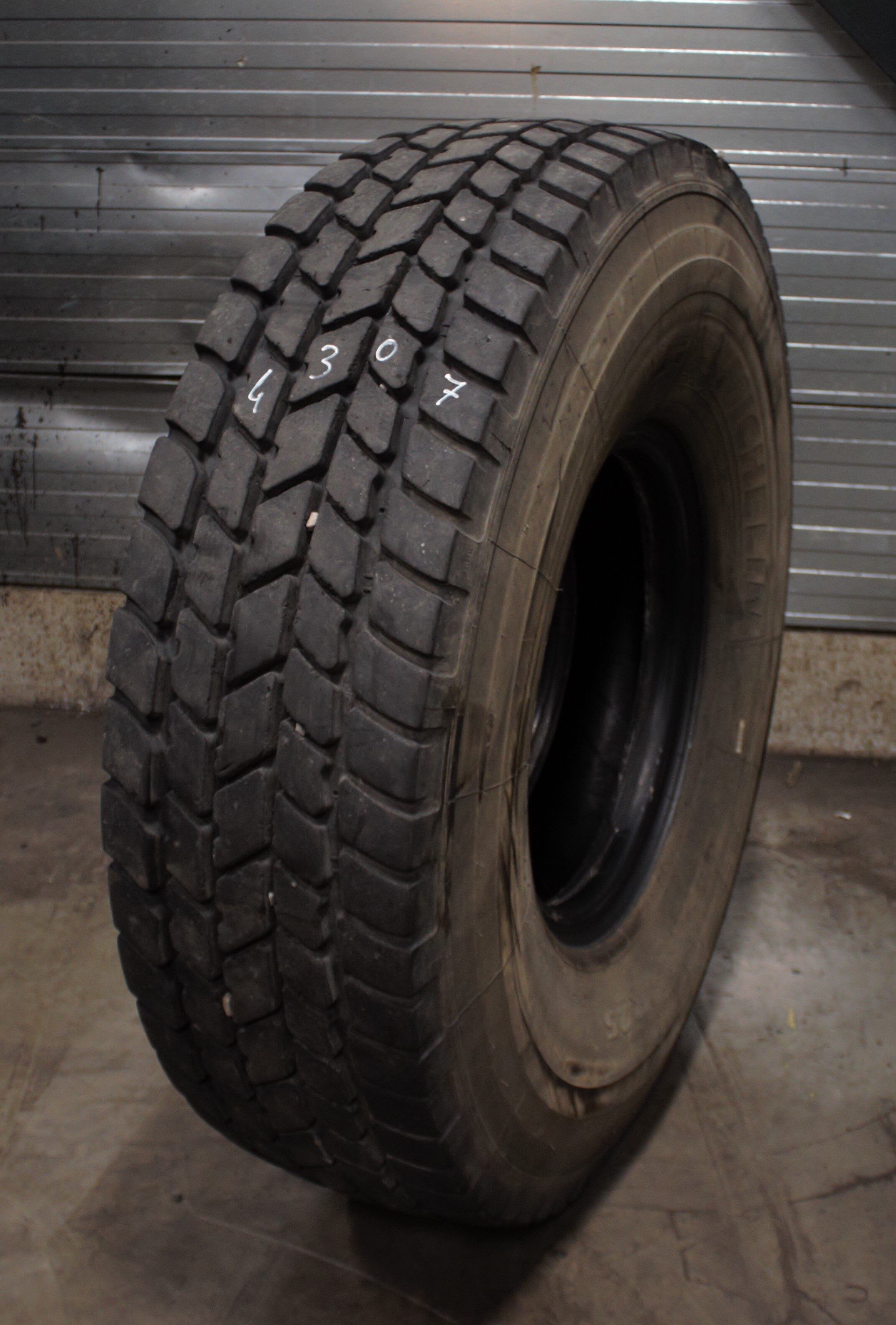445/95R25 USED MICHELIN X-CRANE+ E-2 TL 18MM 72% NO REP 4307 | Heuver