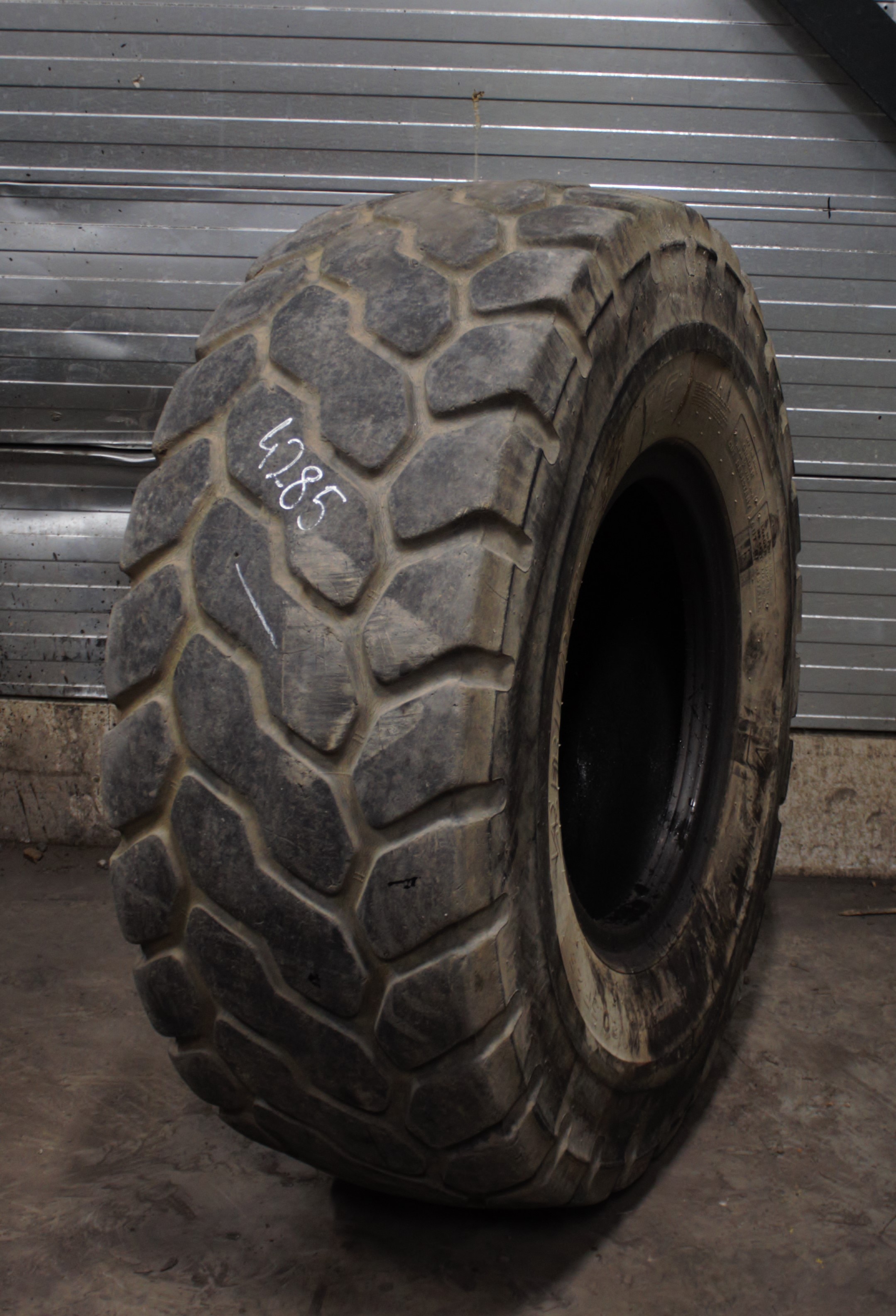 20.5R25 USED BRIDGESTONE VJT 186A2 * L-3 TL 13MM 39% 2 REP 4285 | Heuver